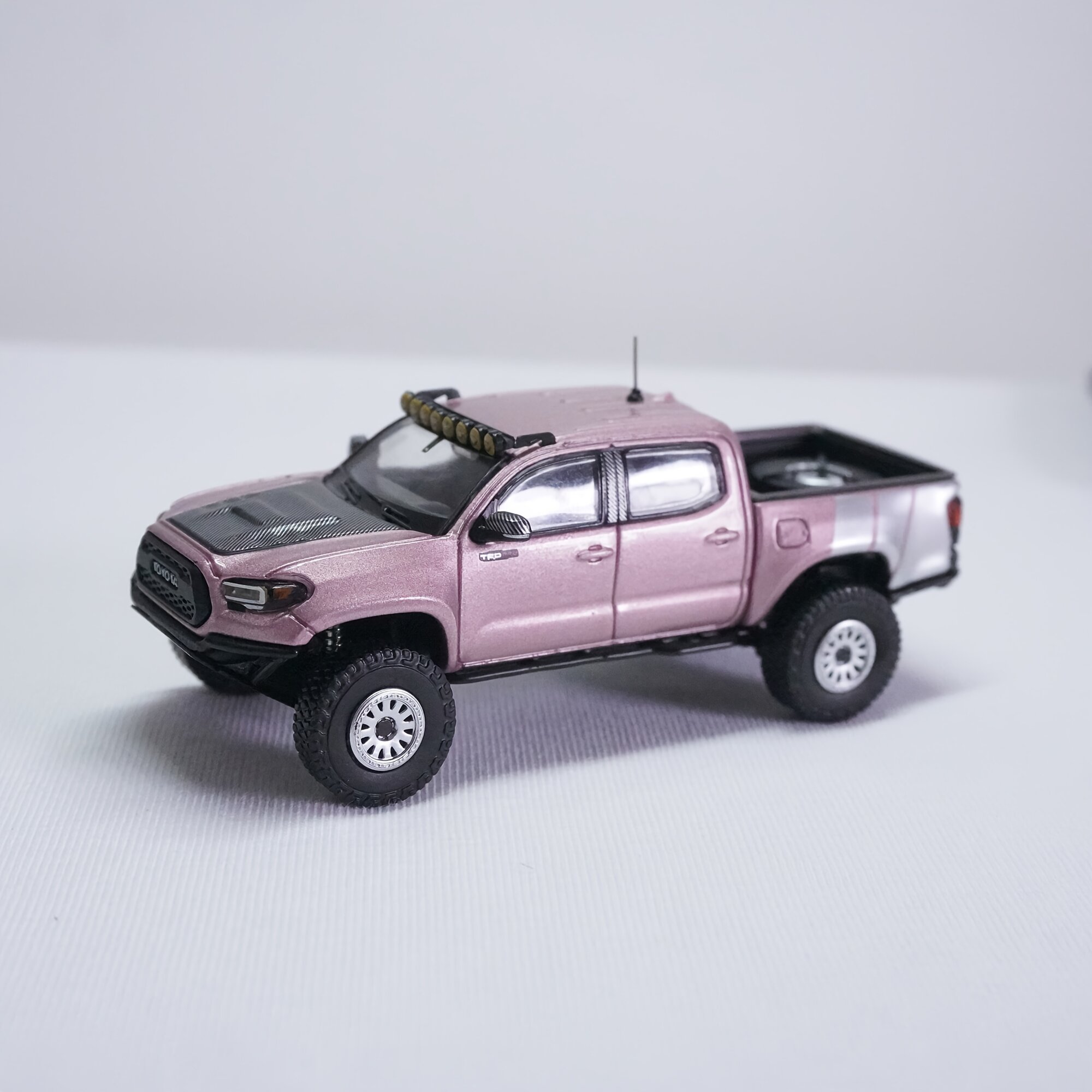 Металлическая модель пикапа в масштабе 1:64, розового цвета, с поворотом передних колес и амортизацией