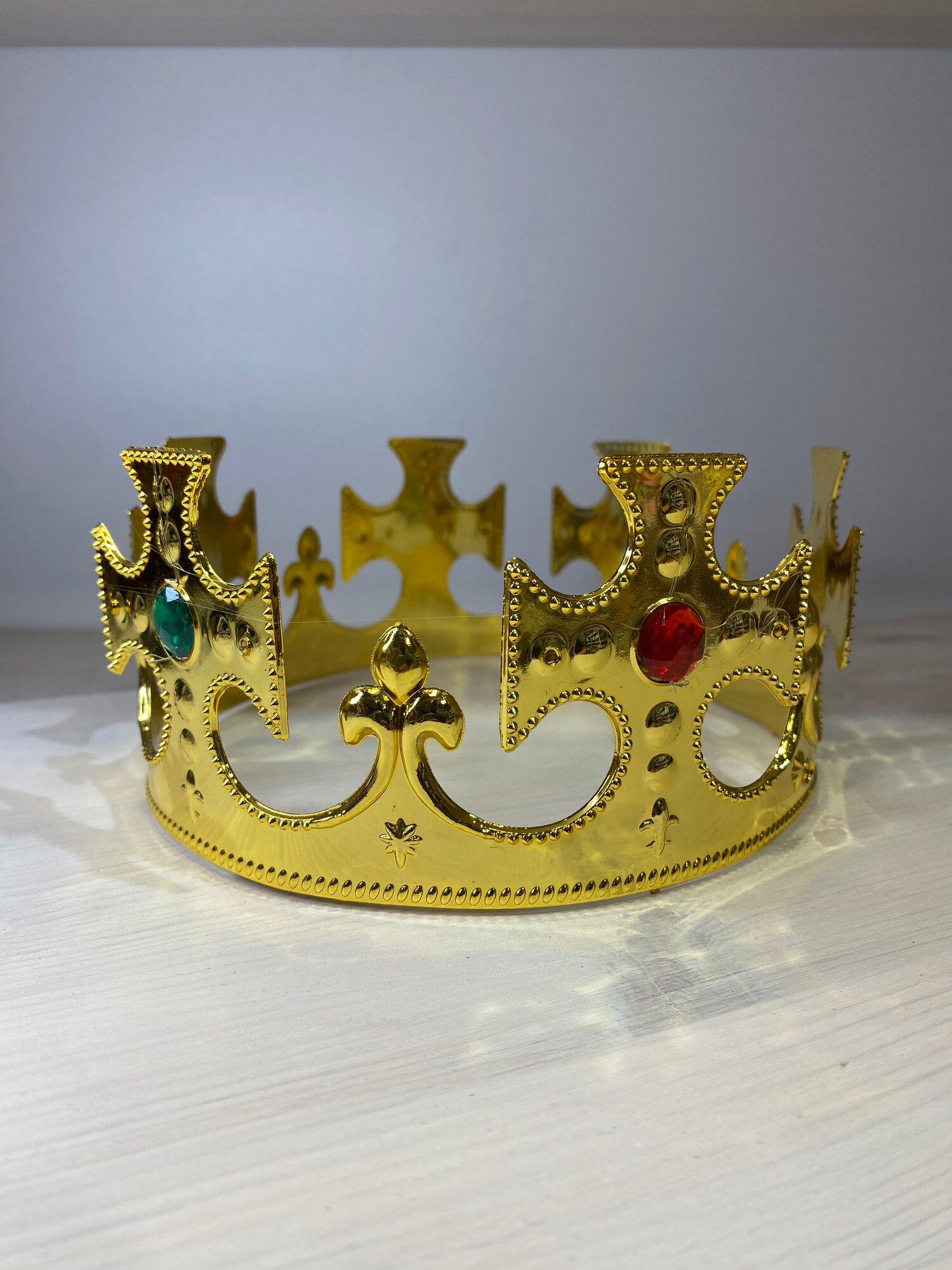 Корона карнавальная пластиковая Монарх золотая с цветными кристаллами 59.5 см