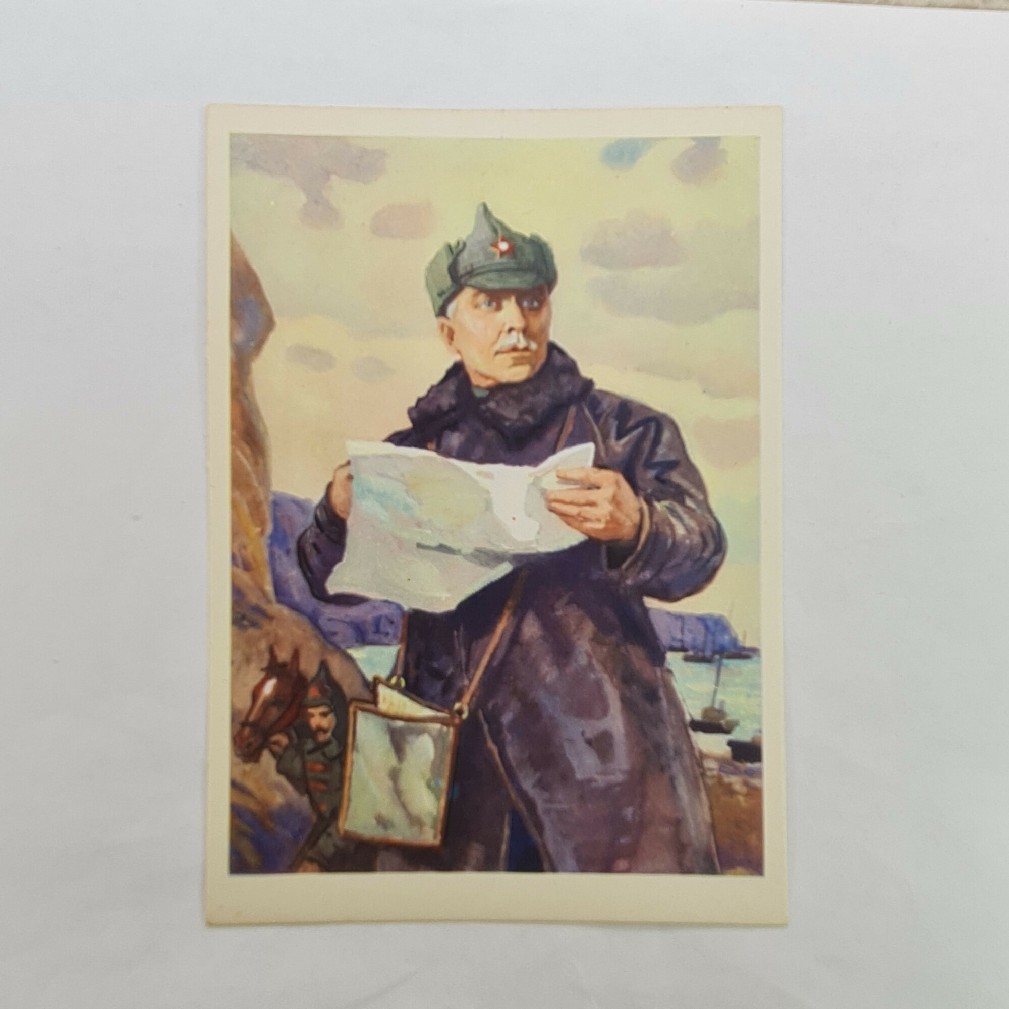 Открытка советская СССР. Гражданская война, портрет военачальника с картой у берега. винтаж