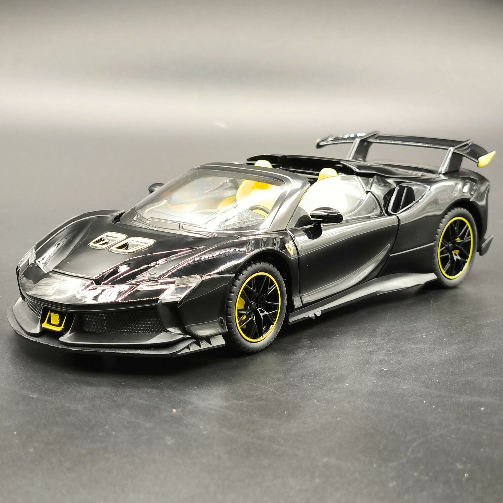 Машинка металлическая инерционная модель Ferrari SF90 XX Stradale - кабриолет. Световое и звуковое сопровождение. Масштаб 1:24