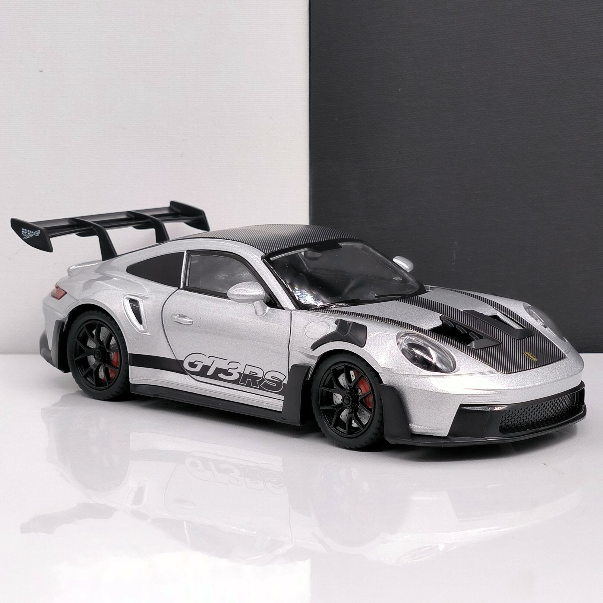 Металлическая модель автомобиля Porsche 911 GT3 RS с световым и звуковым сопровождением. Масштаб 1:22