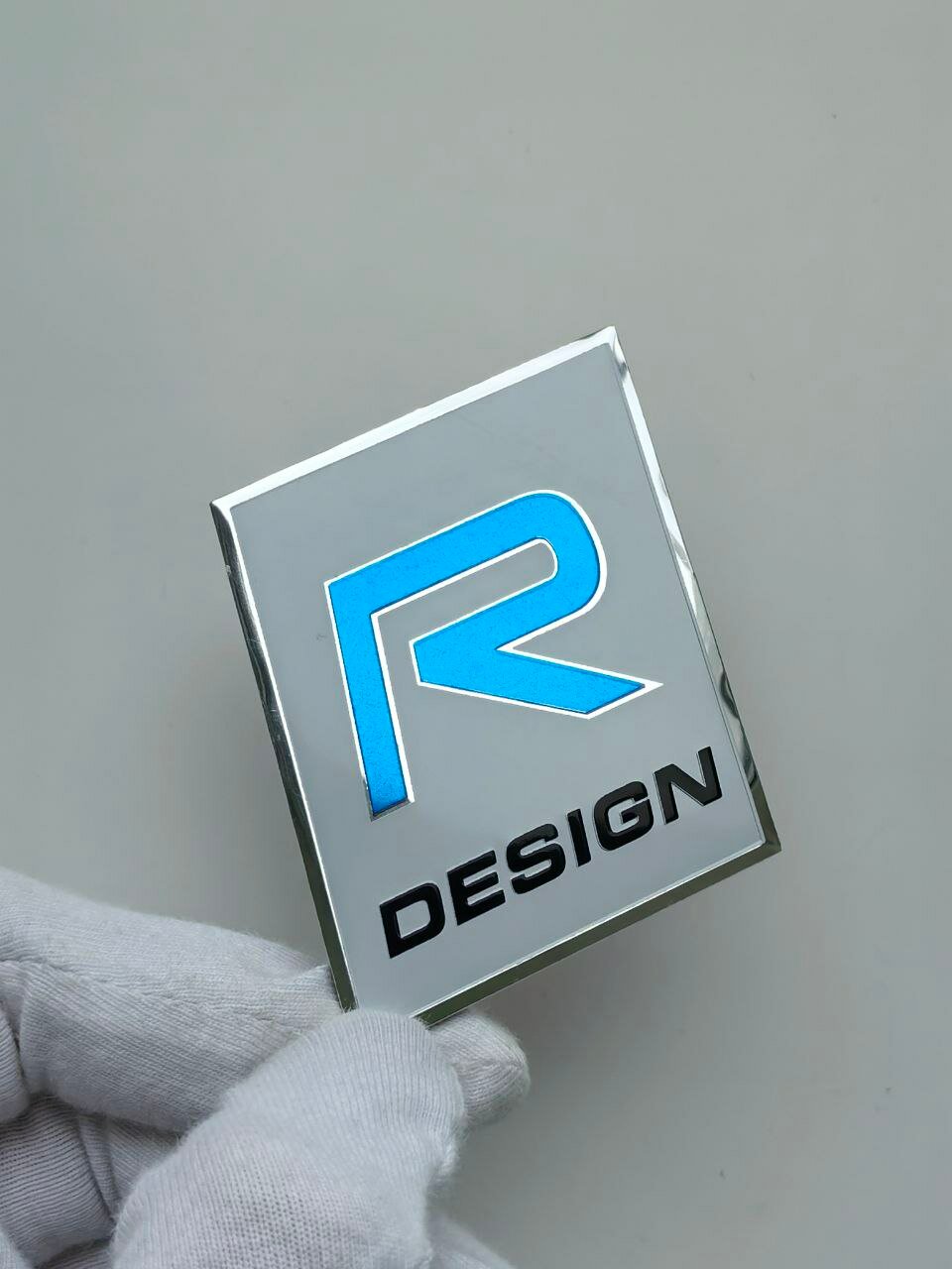 Алюминиевая наклейка 55*43 мм. Volvo R Design эмблема наклейка на авто Вольво 1 шт.