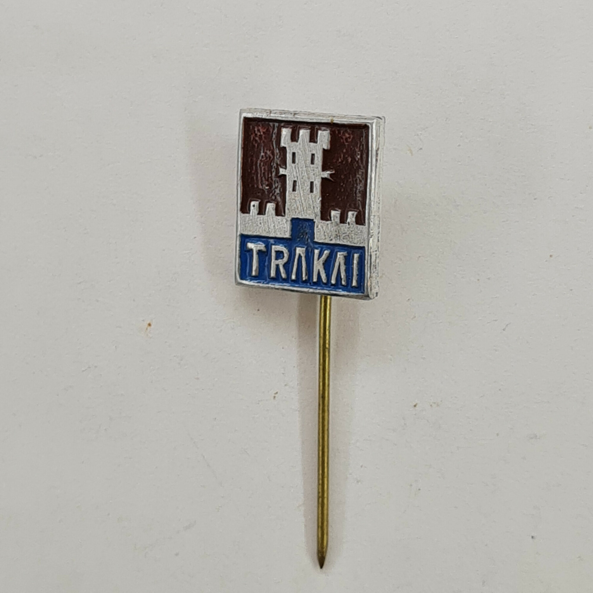 Значок Тракай. Замок на фоне красного поля. Винтажный значок.