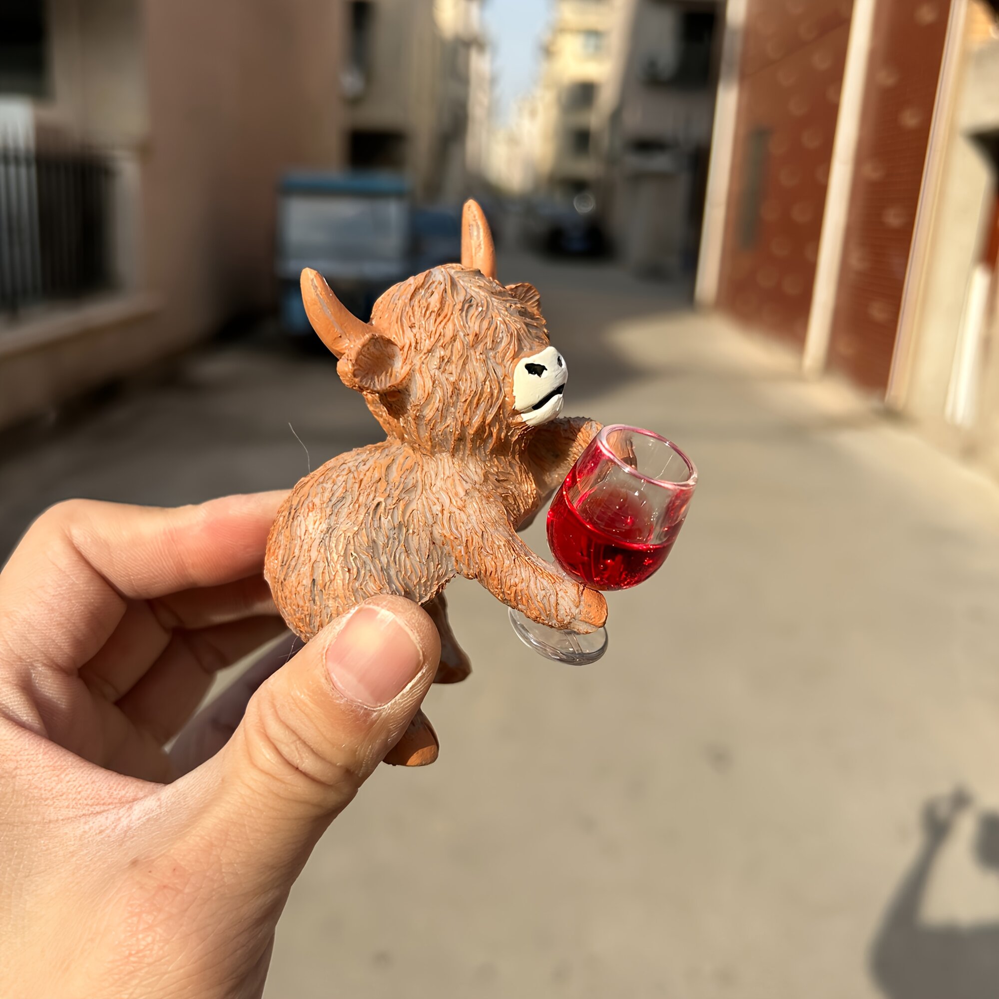 Садовая фигурка Шотландская корова Хайленд с бокалом красного вина, декор для цветочного горшка и украшения сада, двора или газона