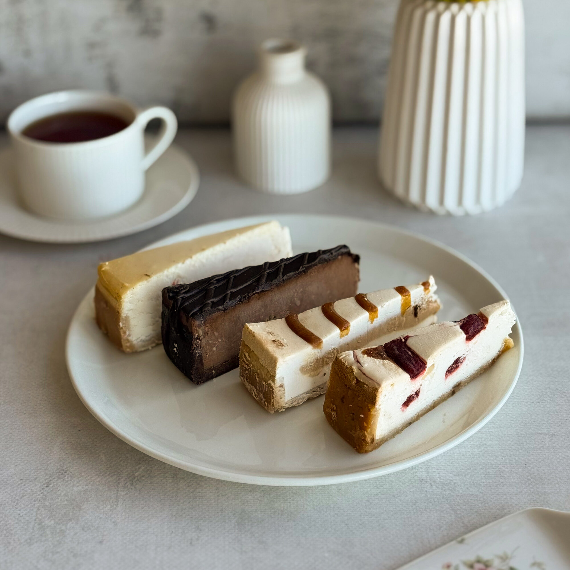 Ассорти из 4-х видов чизкейка Dessert Fantasy, классический, клубничный, шоколадный, карамельный, 4 шт, 400 г.