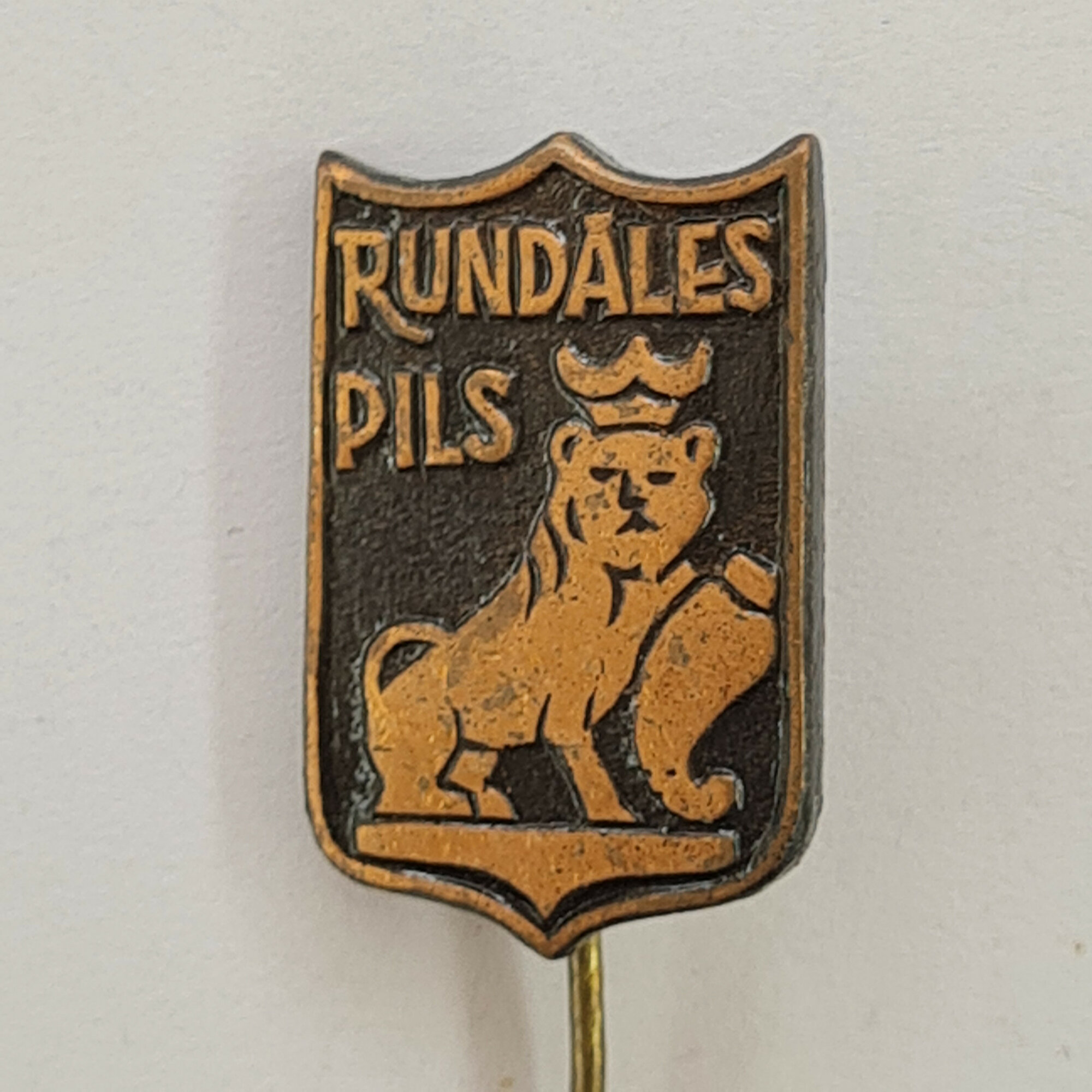Значок СССР. Runales pils, герб, лев с короной, города. Винтажный значек.