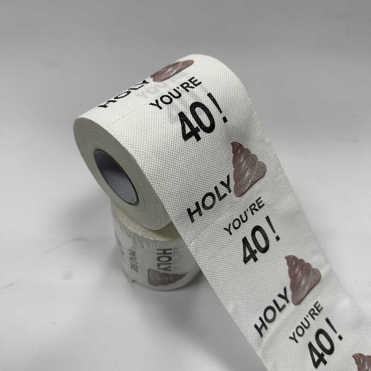Туалетная бумага "HOLY YOU'RE 40!" с рисунком шоколадного торта, 3-слойная, из переработанной древесной целлюлозы, нежная для чувствительной кожи, светло-бежевая, 1 рулон