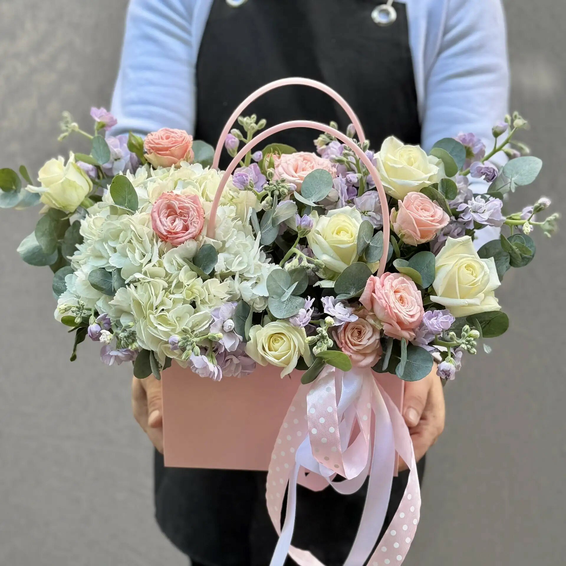 Композиция Rybe flowers "Роза, гортензия, маттиола", в сумочке, 20 см
