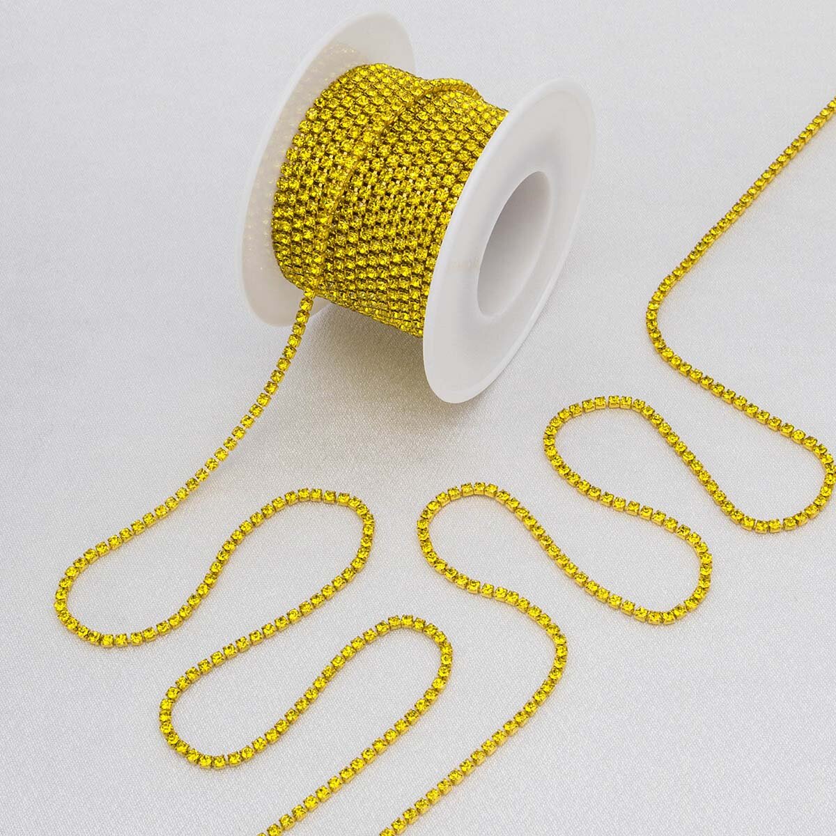 Стразовая цепочка на катушке (стекло, металлическая оплетка в цвет страза) 2 мм*9 м (желтый кристалл), 9 м