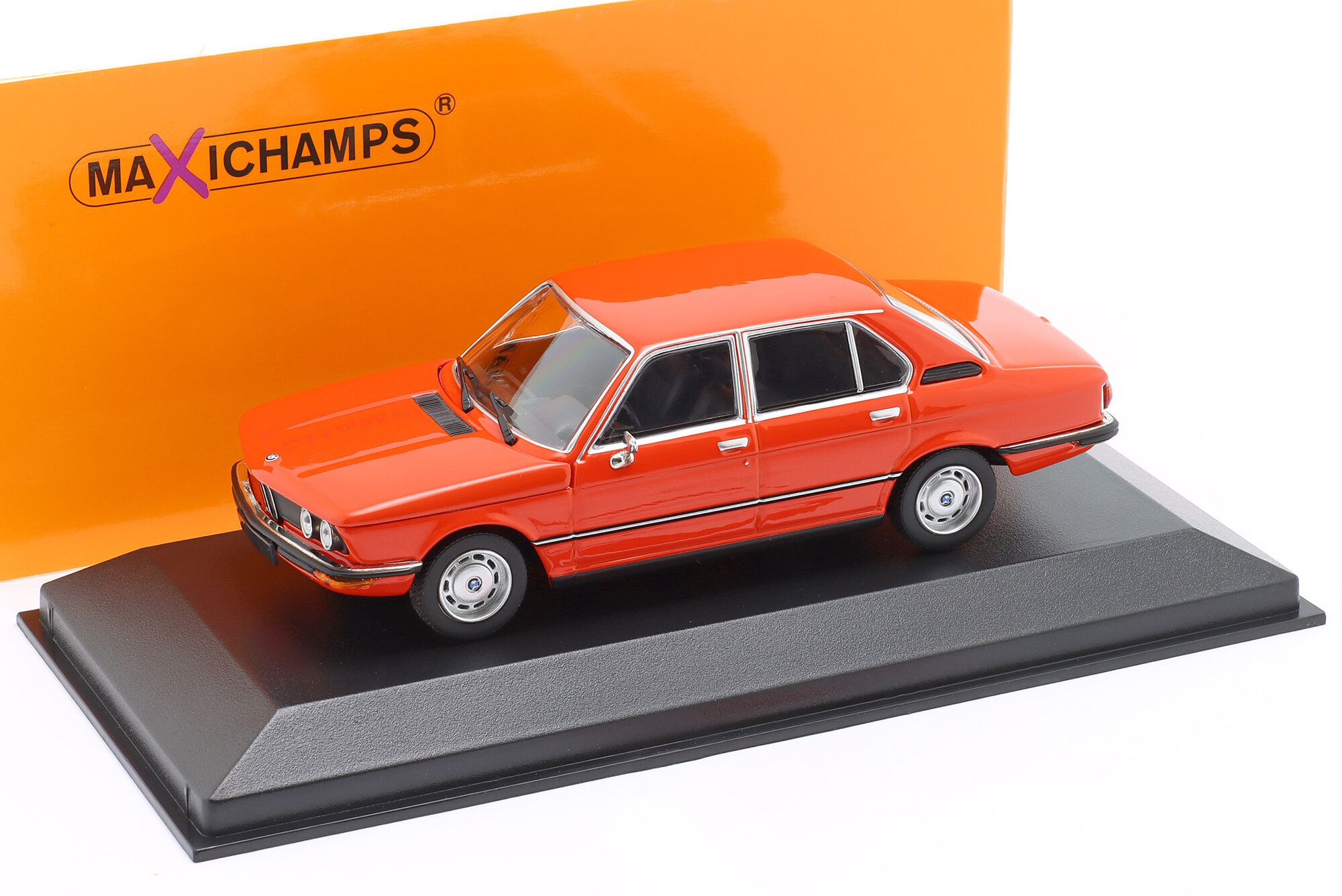 Модель коллекционная MAXICHAMPS Bmw 520 E12 1972 red — фото 1