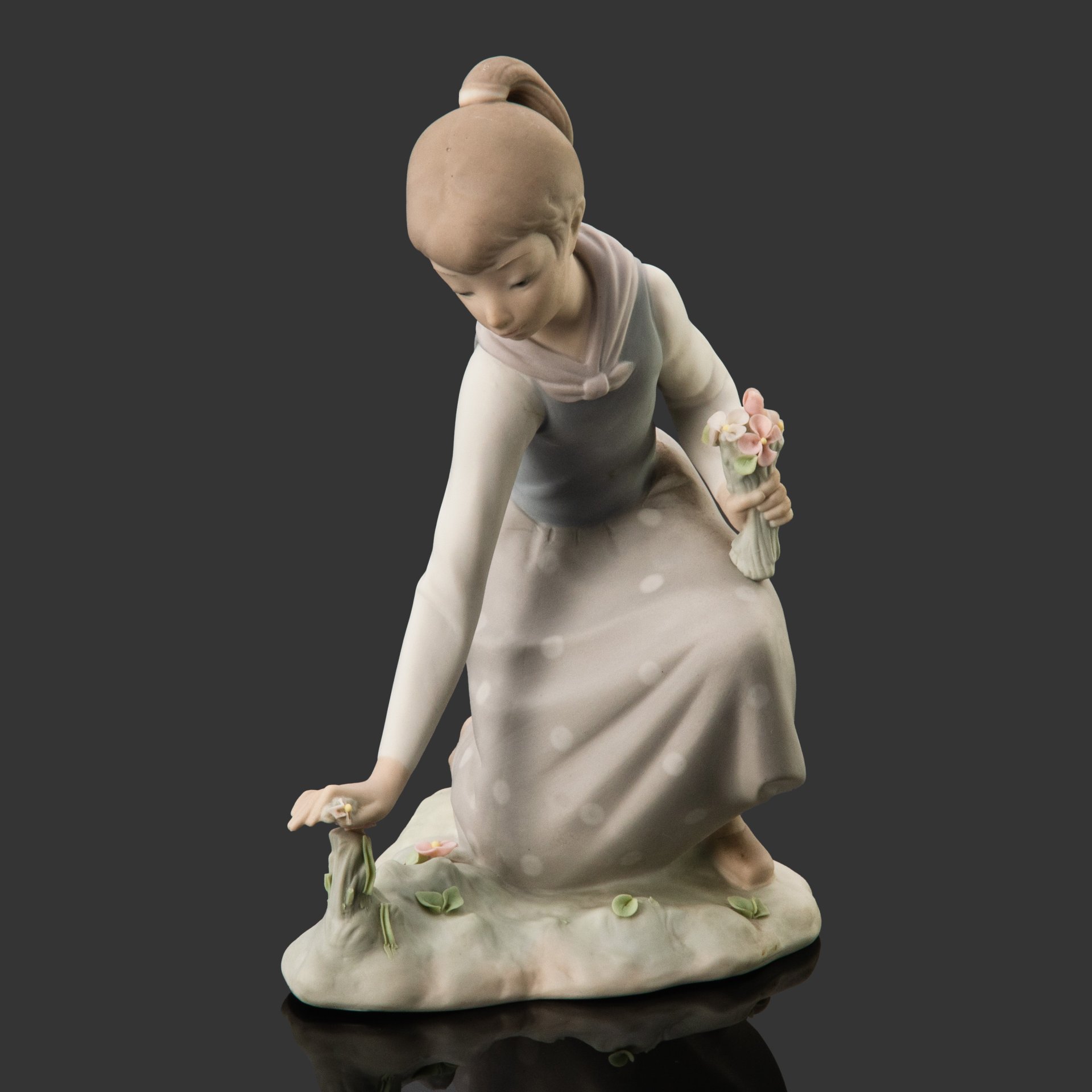Статуэтка "Девочка, собирающая цветы", скульптор Vicente Martinez, Lladro, фарфор, бисквит