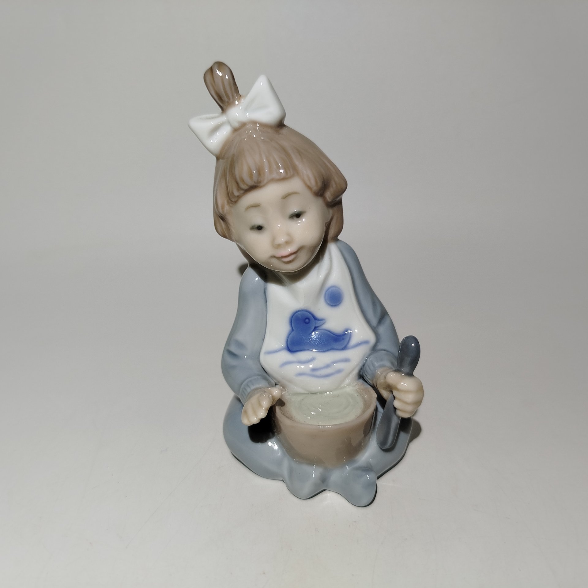 Статуэтка "Девочка с тарелкой", NAO Porcelain, фарфор, роспись, Испания, 1988-2000 гг.