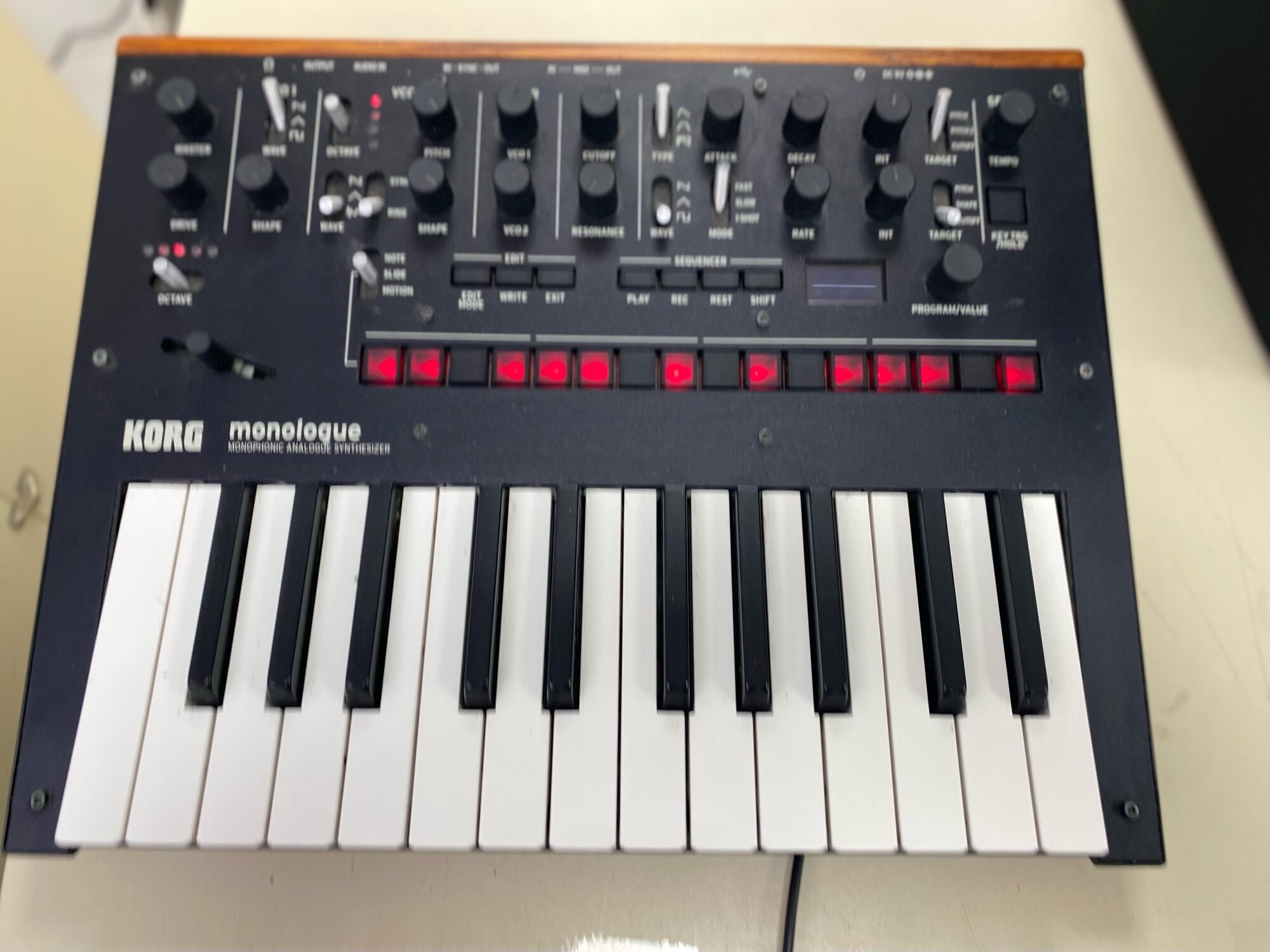 KORG MONOLOGUE-BK монофонический аналоговый синтезатор, основан на принципах старшей модели minilogue
