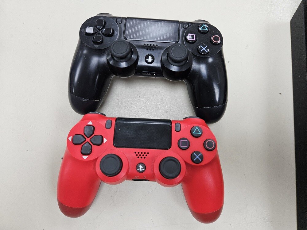 Игровая приставка Sony PlayStation 4 Fat на 500gb, 2 джойстика, б/у, уценка