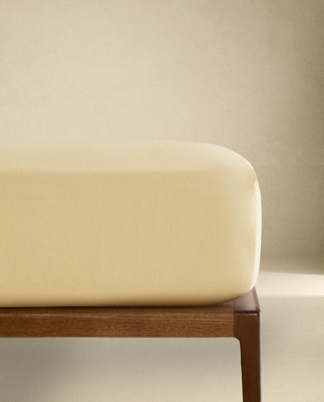 Простыня ZARA HOME на резинке из льна с эффектом стирки (140 г/м ), желто-черный, 90 x 200 x 30 см 3115/900/300-12