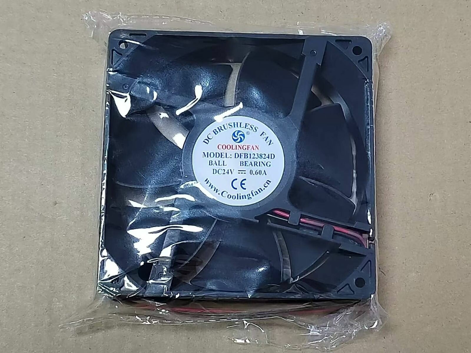DFB123824D DC24V 0.60A вентилятор охлаждения 2-проводной вентилятор 12CM-