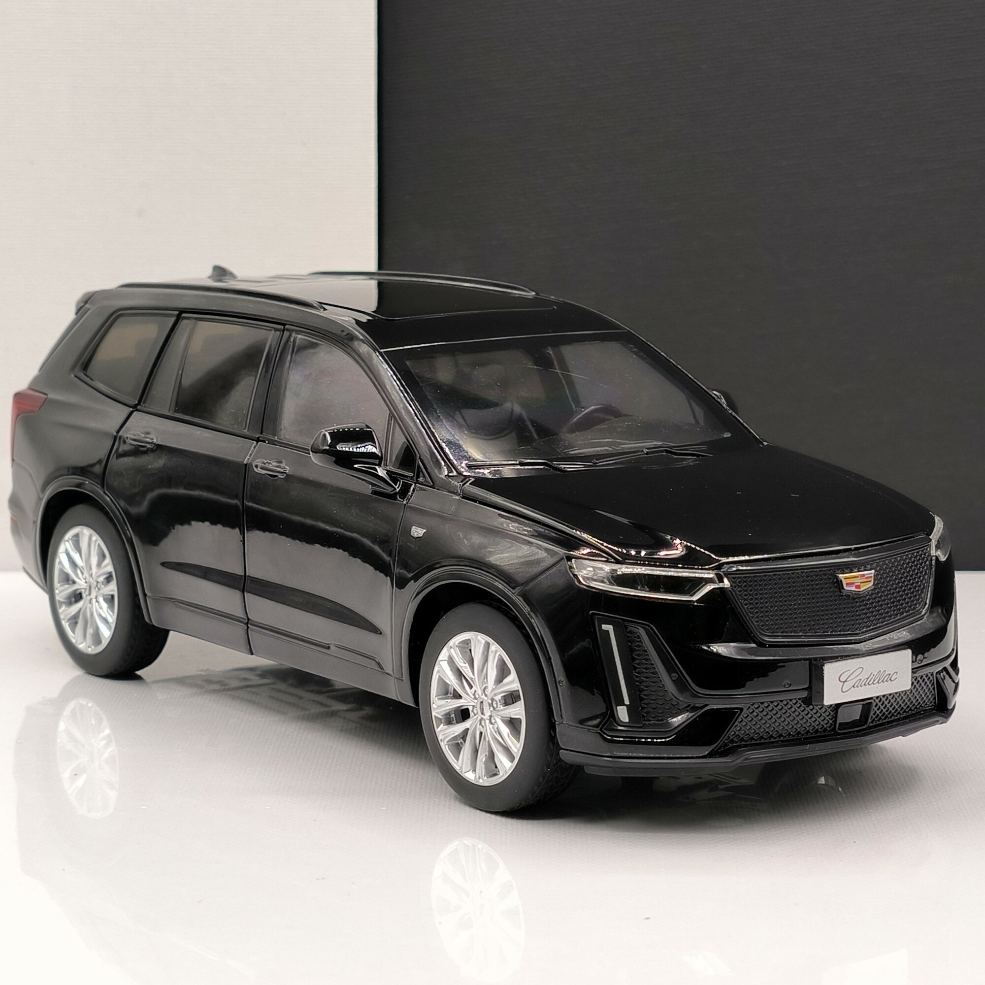 Коллекционная машинка Cadillac XT6 металлическая модель с свето-звуковым сопровождением. Масштаб 1:24