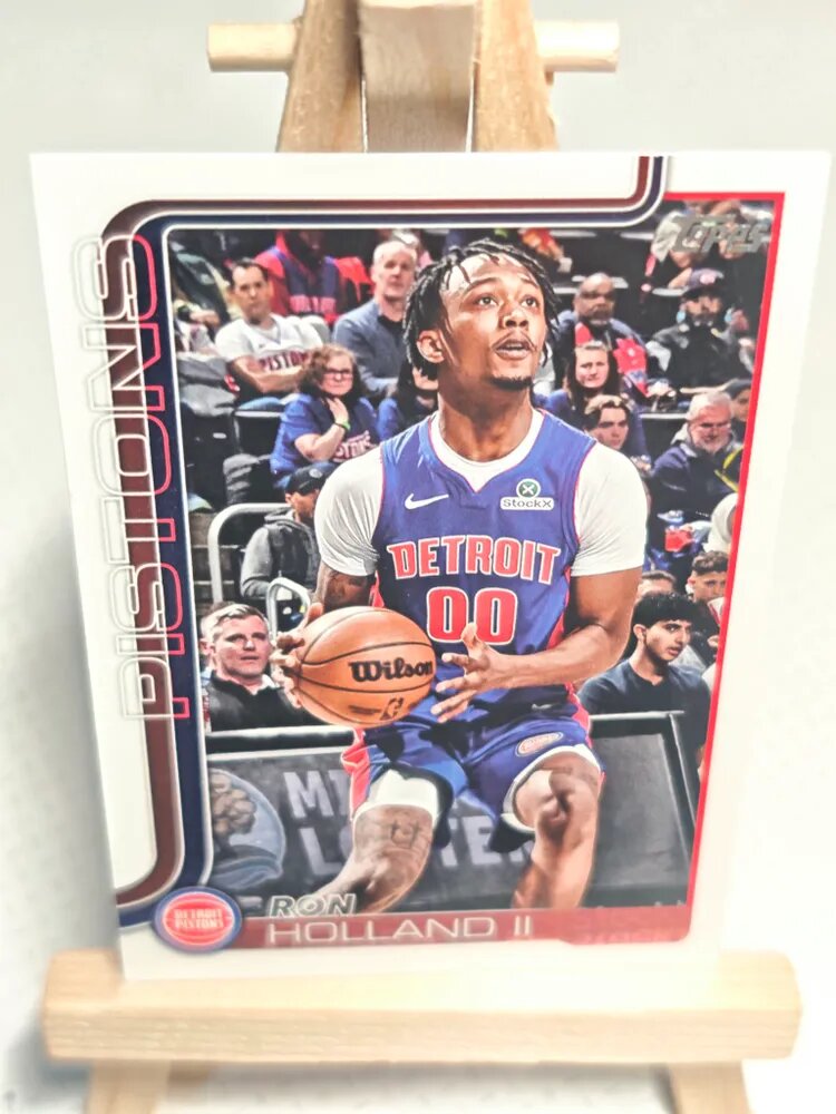 Коллекционные стандартные баскетбольные карточки Topps NBA 2025 года