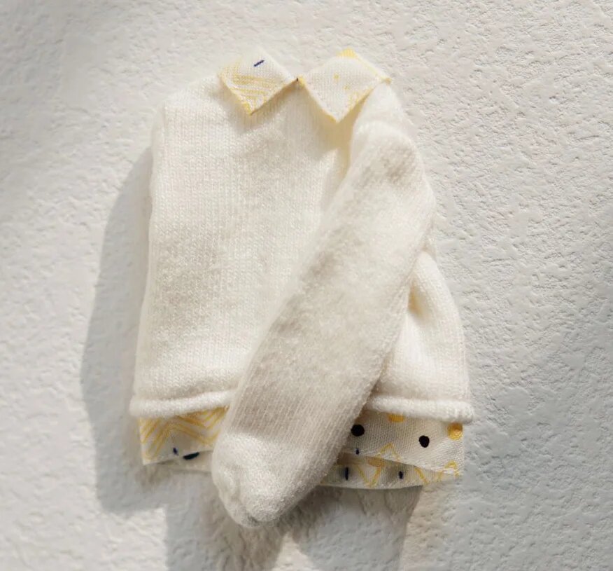 Вязаная рубашка и юбка для куклы Blythe white knit shirt