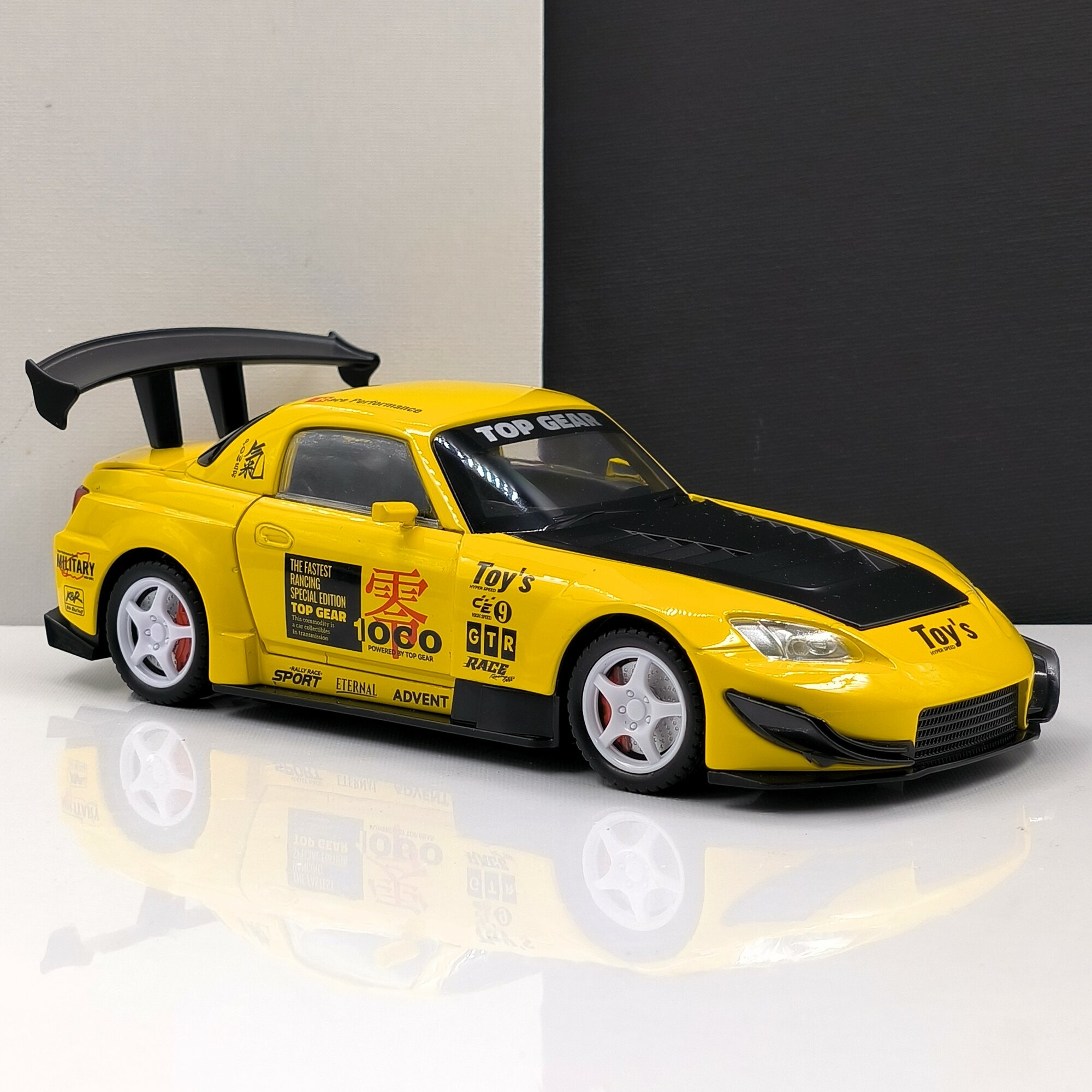Коллекционная модель автомобиля Honda S2000 с свето-звуковым сопровождением. Масштаб 1:22