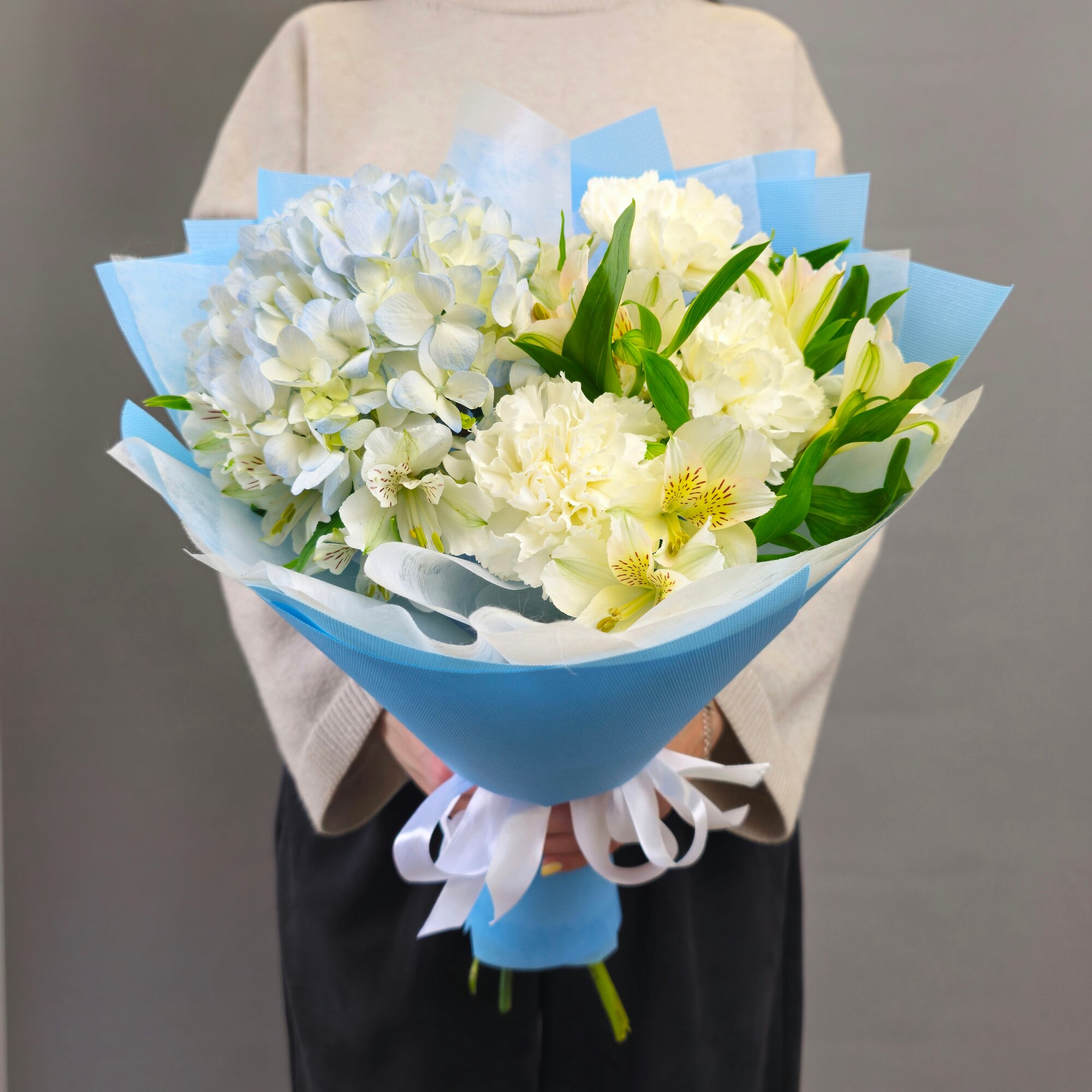 Голубая гортензия с белой альстромерией и гвоздикой букет les fleur (В0044)