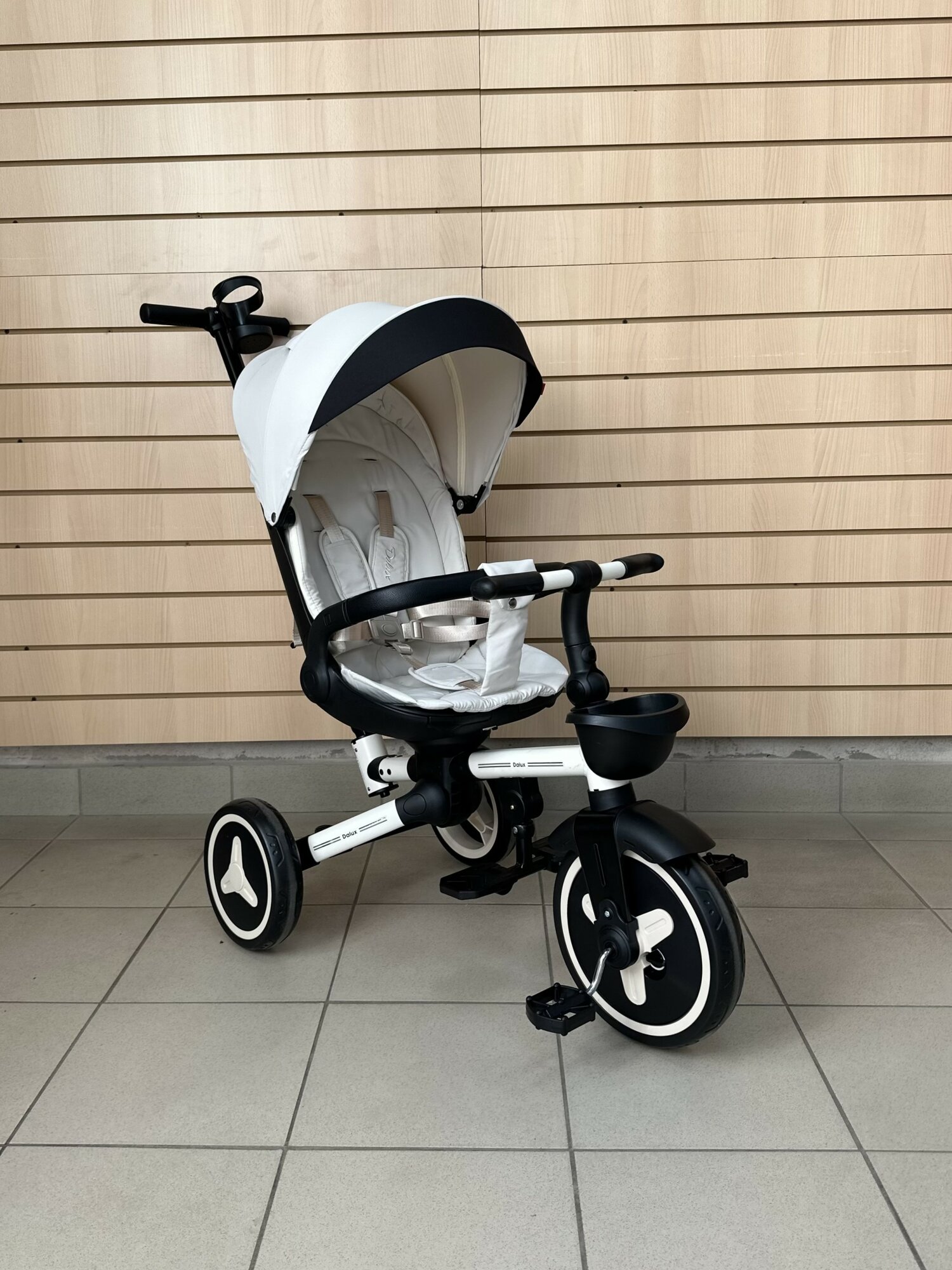 Детский трехколесный велосипед BREND LUXMOM DALUX ORIGINAL 3555, до 4х лет, складной, поворотное сидение, цвет белый