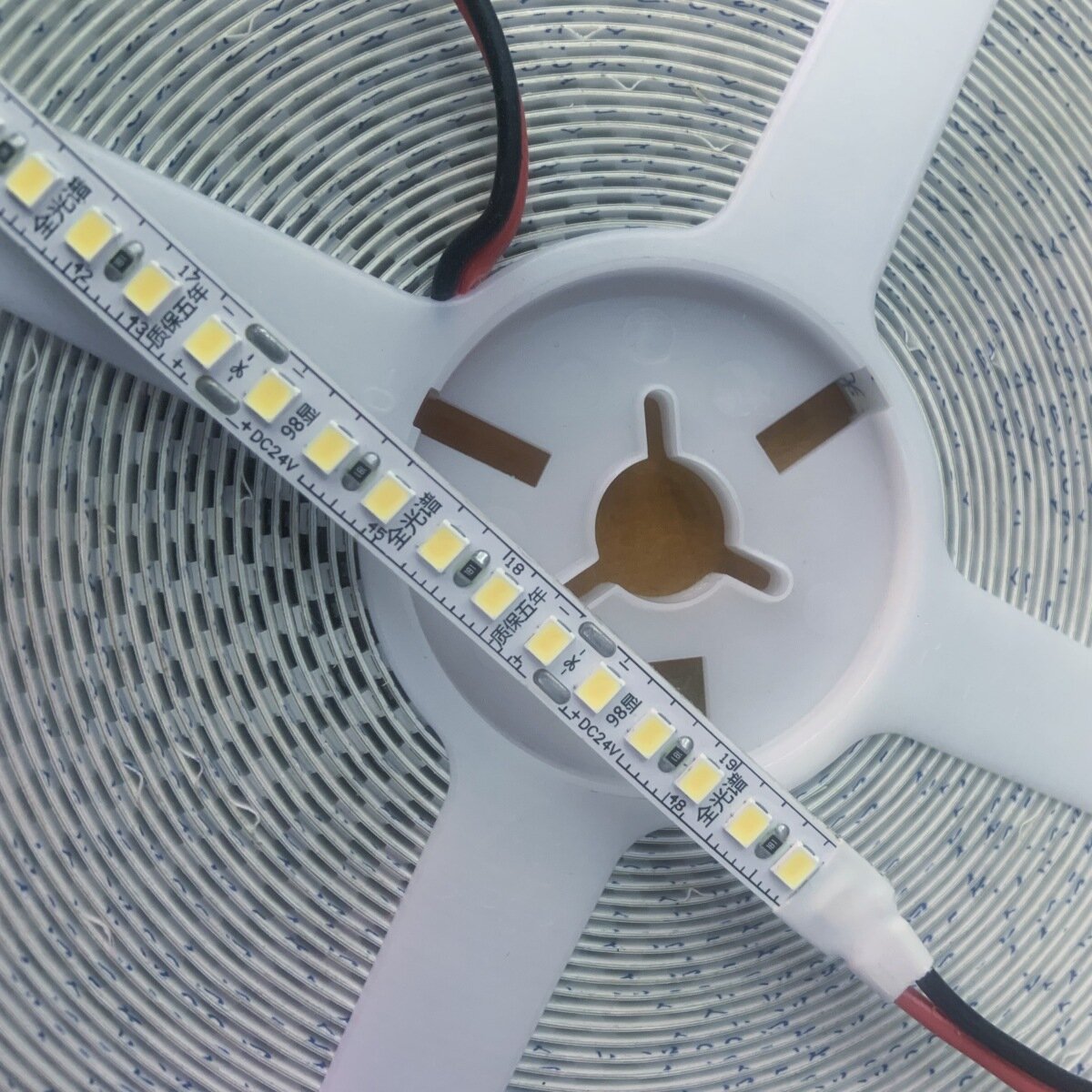 24V двойная строка LED лента с Ra98, 240 светодиодов на метр, 10 мм ширина, 3000K теплый белый для рассеянного освещения