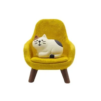 Миниатюрная статуэтка кота в желтом кресле Zakka Japan