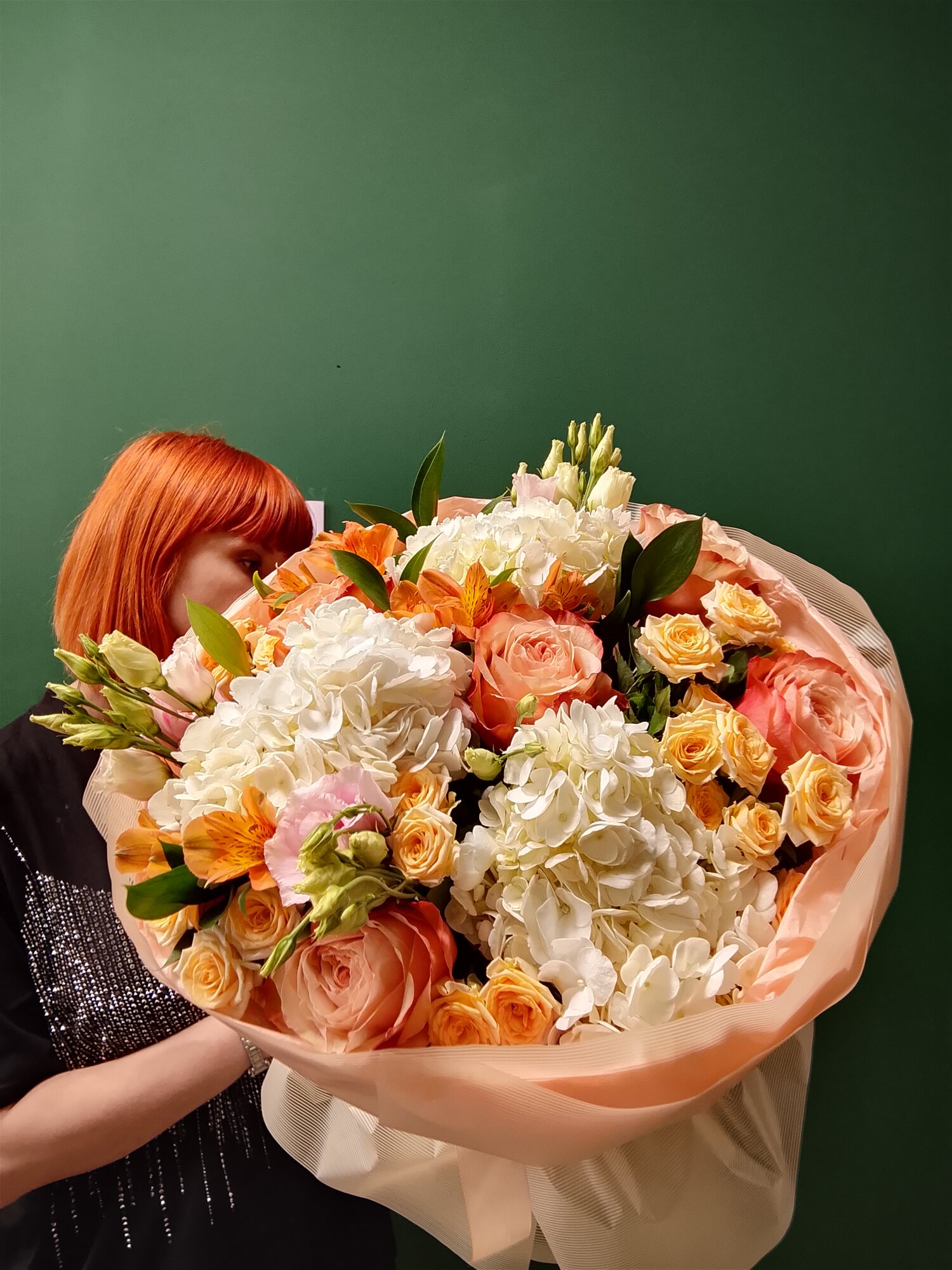 Букет "Кохала", с гортензиями, эустомами, альстрёмериями, рускусами и розами, в подарочной упаковке