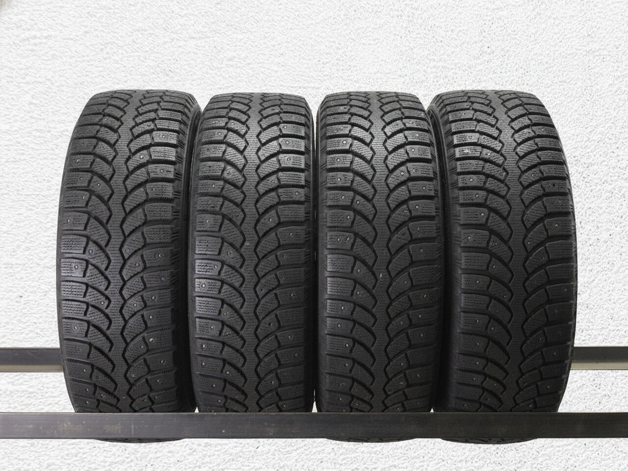 Комплект (4 шт) зимних БУ шин шипованные Bridgestone Blizzak Spike 01 215/65 R16 30% износ TSB042646