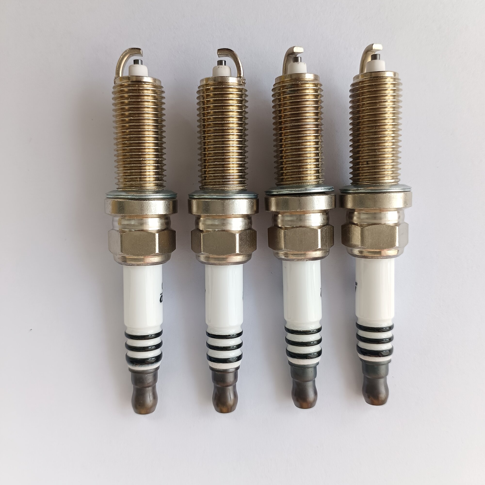 Свечи зажигания 19335966, REA8MC, LZKAR7B, REA10MX, PLZKAR6A-11, DILKAR6A11, 22 40 115 26R, 82 00 332 273, LZKAR7A, комплект из 4 штук