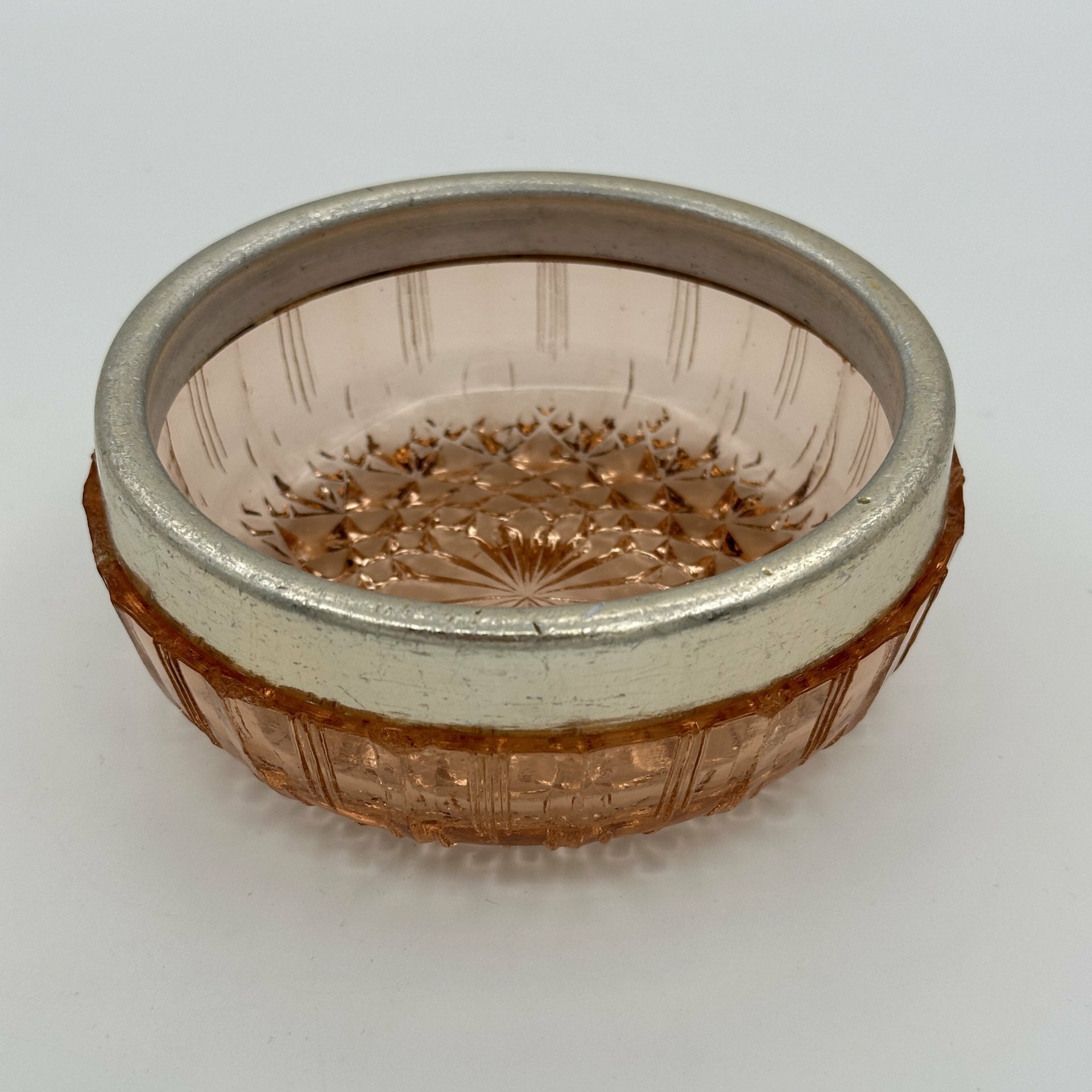 Пепельница персикового цвета с ободком, стекло, металл, СССР, 1960-1990 гг.