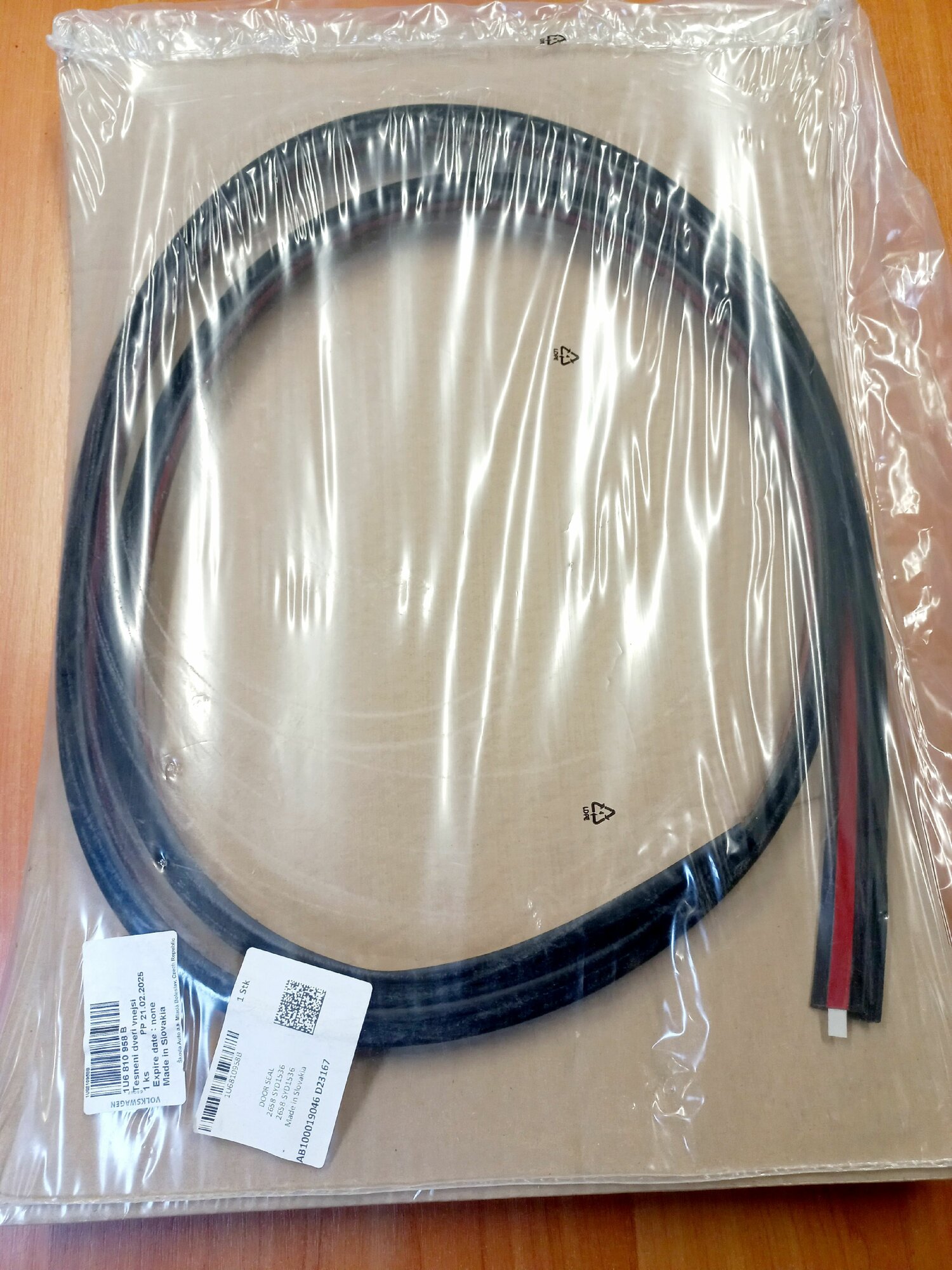 Уплотнитель двери правый 1U6810958B (org) VAG