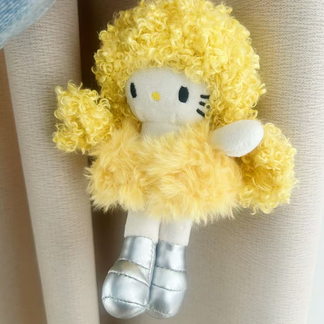 Hello Kitty Длинные Ноги Съемный Парик Для Куклы-Кошки Брелок - Желтый