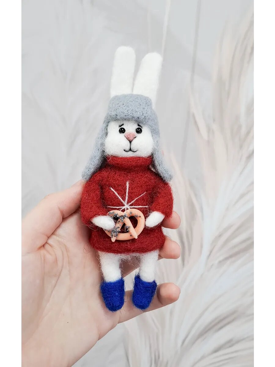 Фигурка декоративная. Заяц с кренделем. Ручная работа.