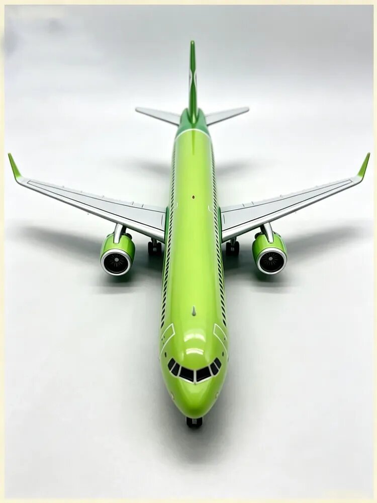 Готовая модель самолета Airbus A320neo авиакомпании S7 с колесами, длина 20 см
