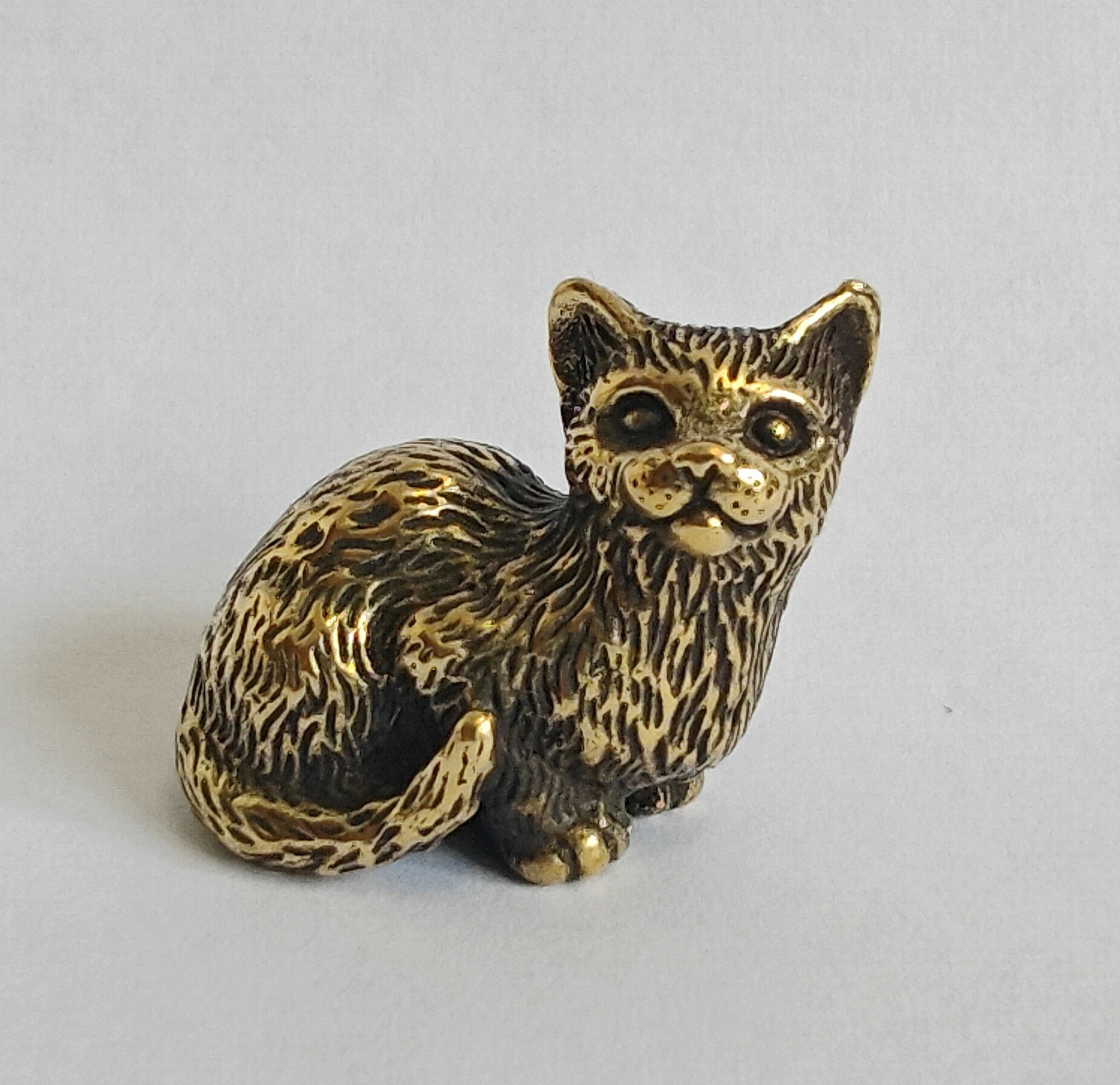 Кошка, милая кошечка - небольшая фигурка из бронзы, сувенир