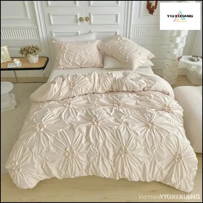 Эксклюзивный комплект King Size из 3 предметов 200x230 см бежевого цвета с объемным цветком на пуговицах выполнен из полиэстера и хлопка