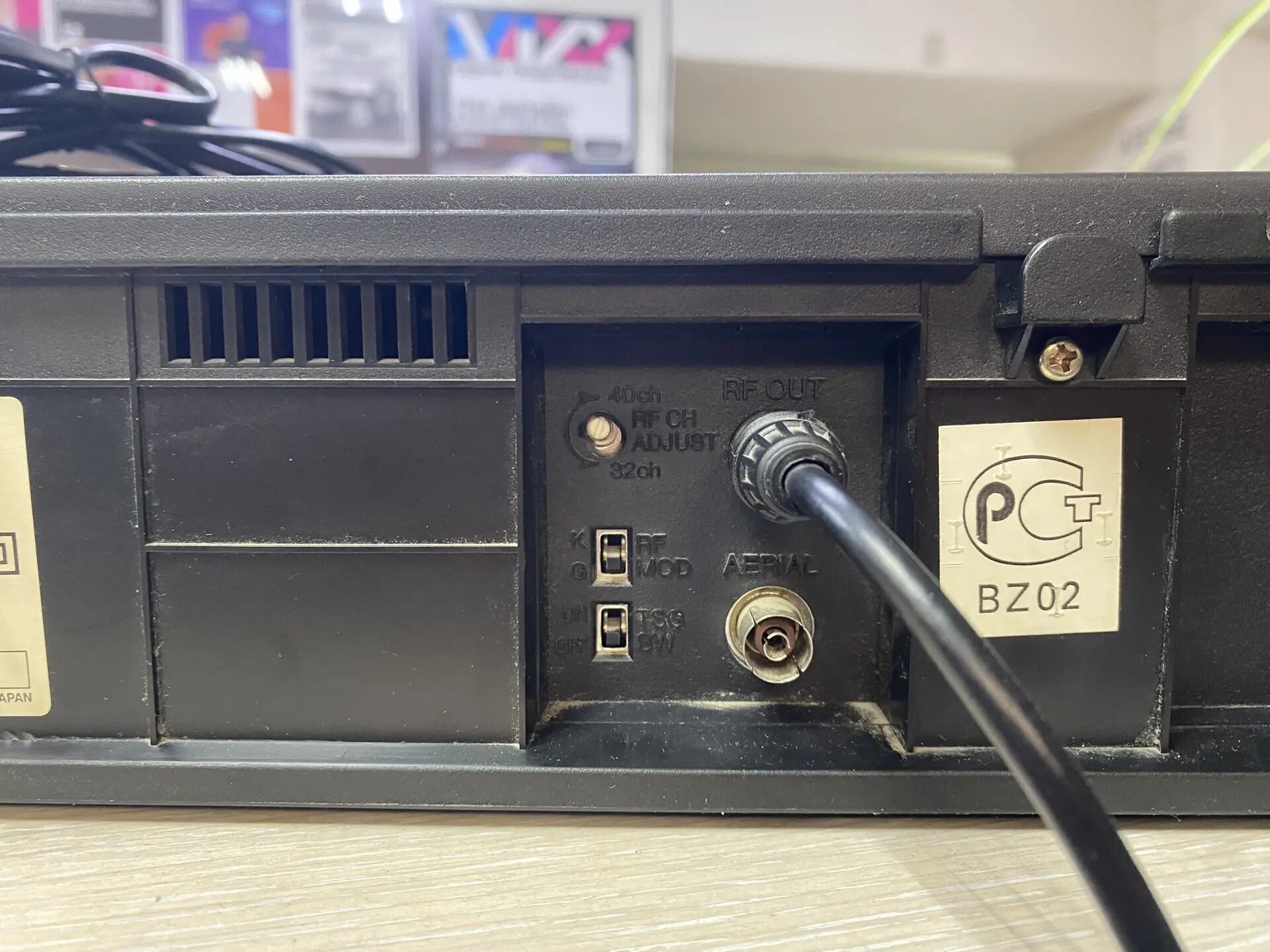 Funai V-8008CM — это кассетный пишущий видеомагнитофон японского производства, выпущенный в начале 1990-х годов.