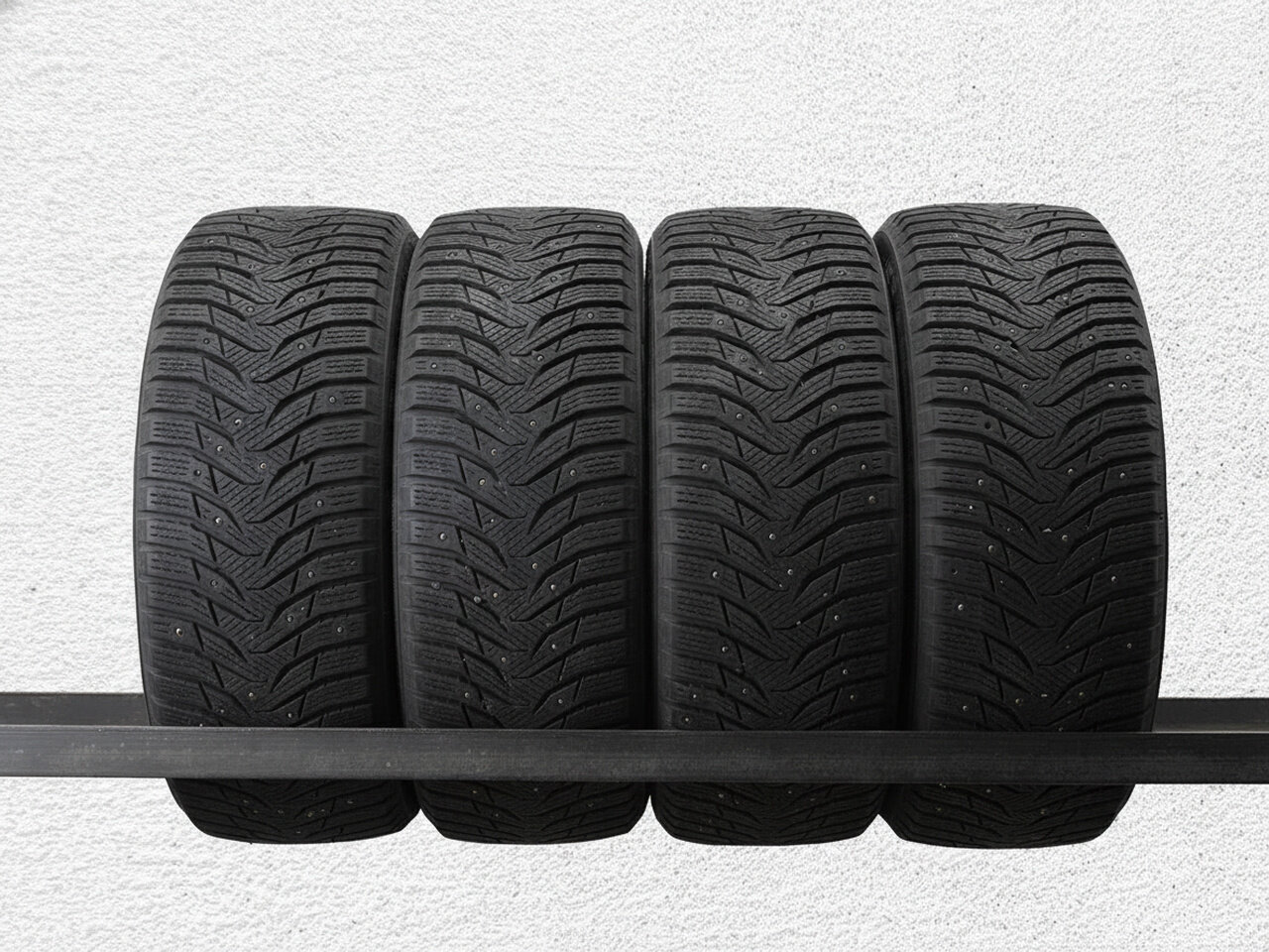 Комплект (4 шт) зимних БУ шин шипованные Kumho WinterCraft Ice WI31+ 215/50 R17 25% износ TSB054544