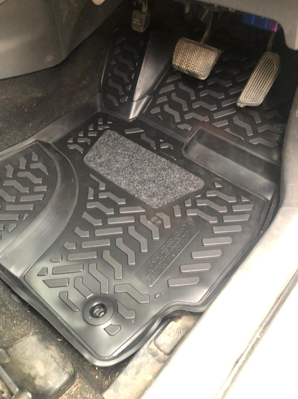Коврики в салон Toyota Prius Alpha 40 2012-17 правый руль 3D с подпятником