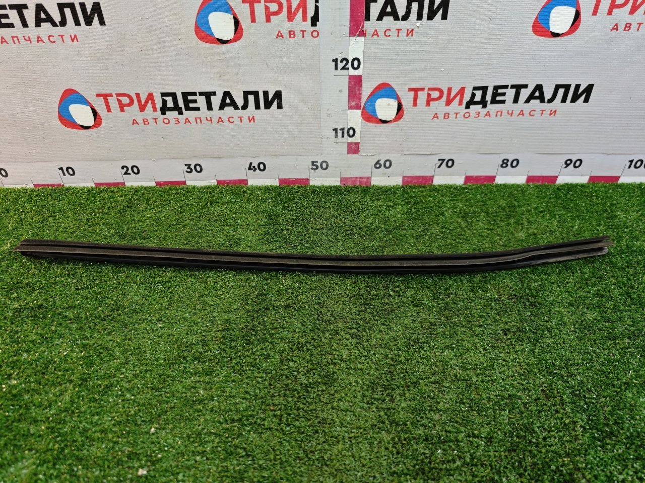 Уплотнитель стекла двери Kia Sportage 2.0 G4KD 2012 перед. лев. (б/у)