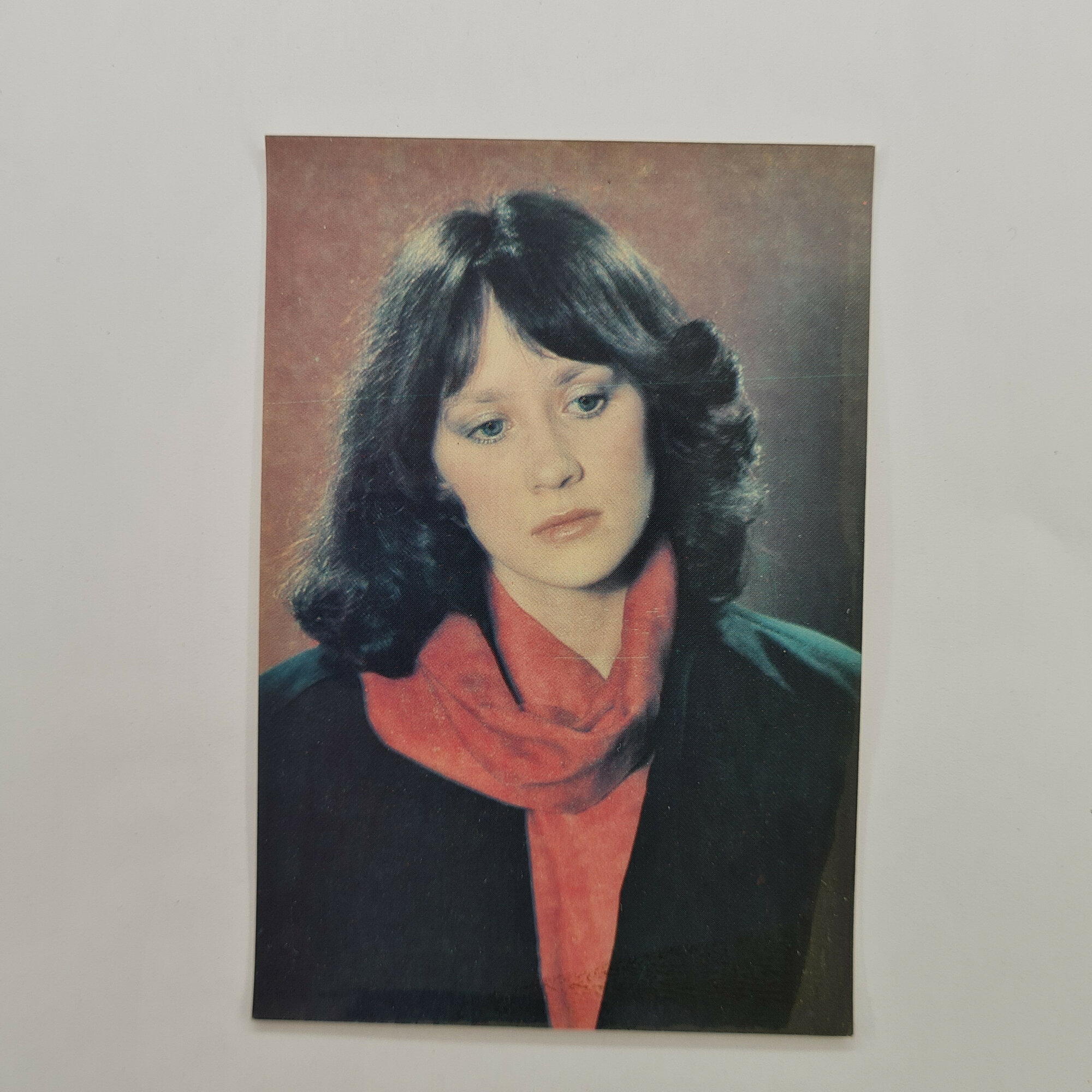 Карманный календарик 1992. Календарь с изображением женщины в шарфе. Календарь винтажный