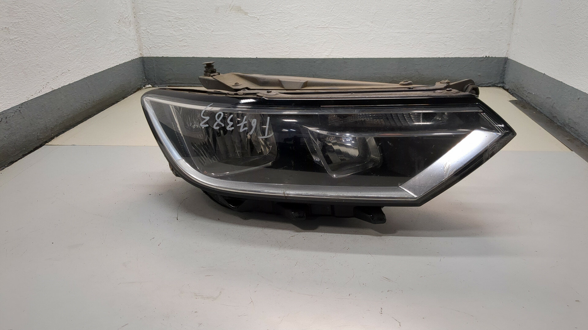 Фара (передняя) правая Volkswagen Passat 8 Б/У