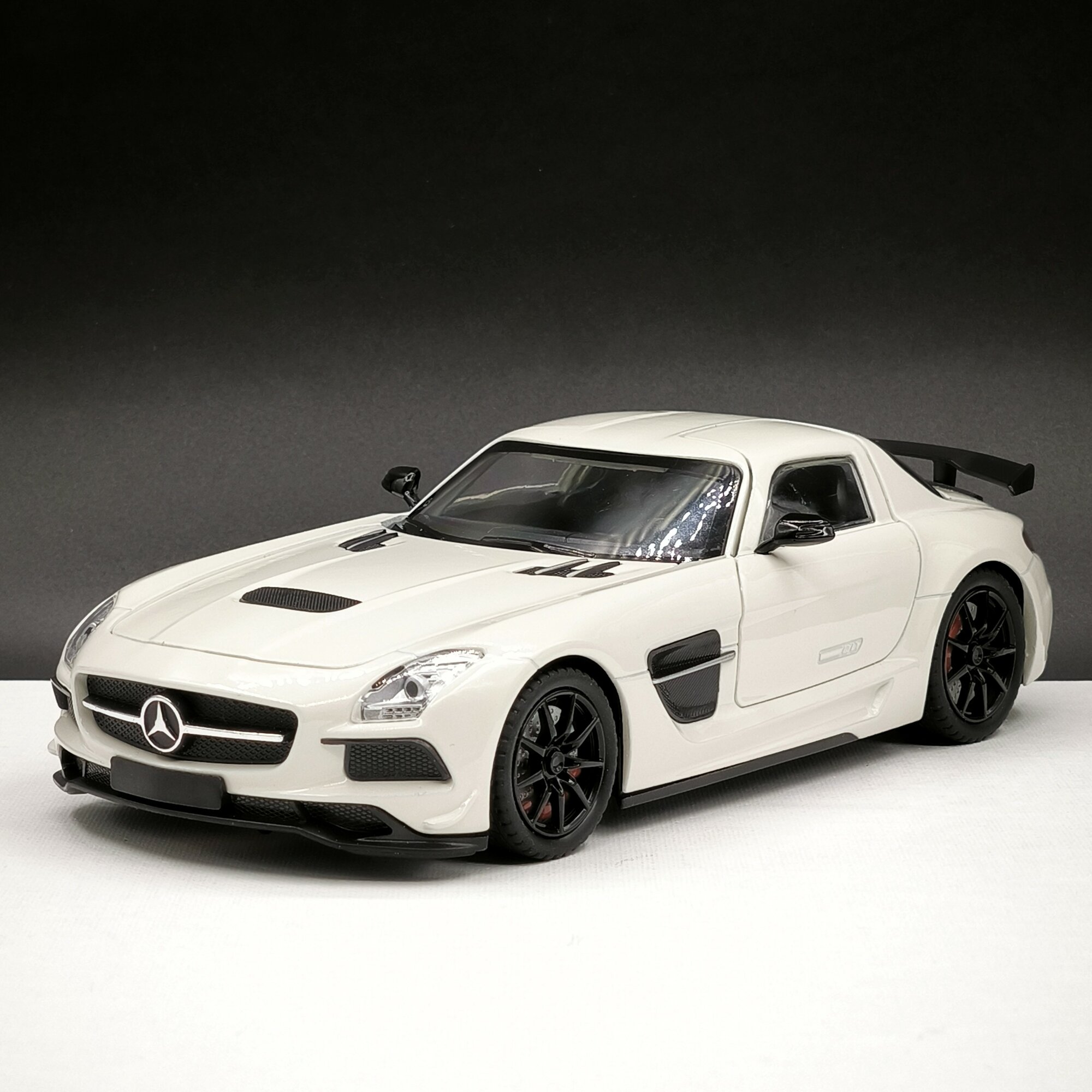 Машинка металлическая Mercedes-Benz SLS AMG с световым и звуковым сопровождением Масштаб 1:24