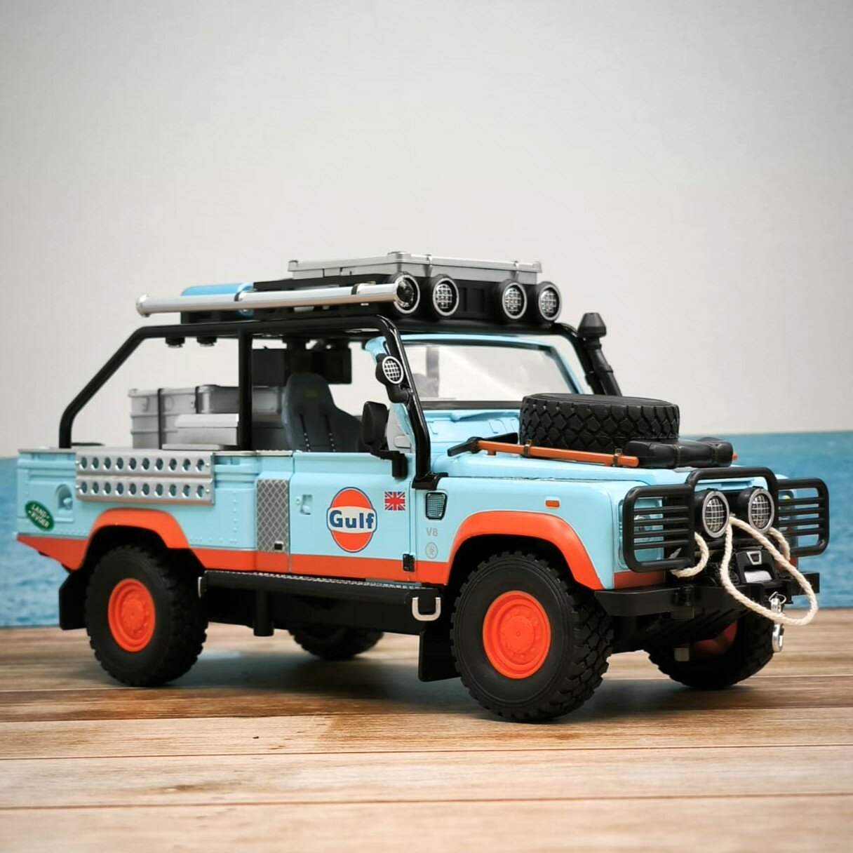 Металлическая модель Land Rover Defender, масштаб 1:24, инерционный механизм, световое-звуковое сопровождение