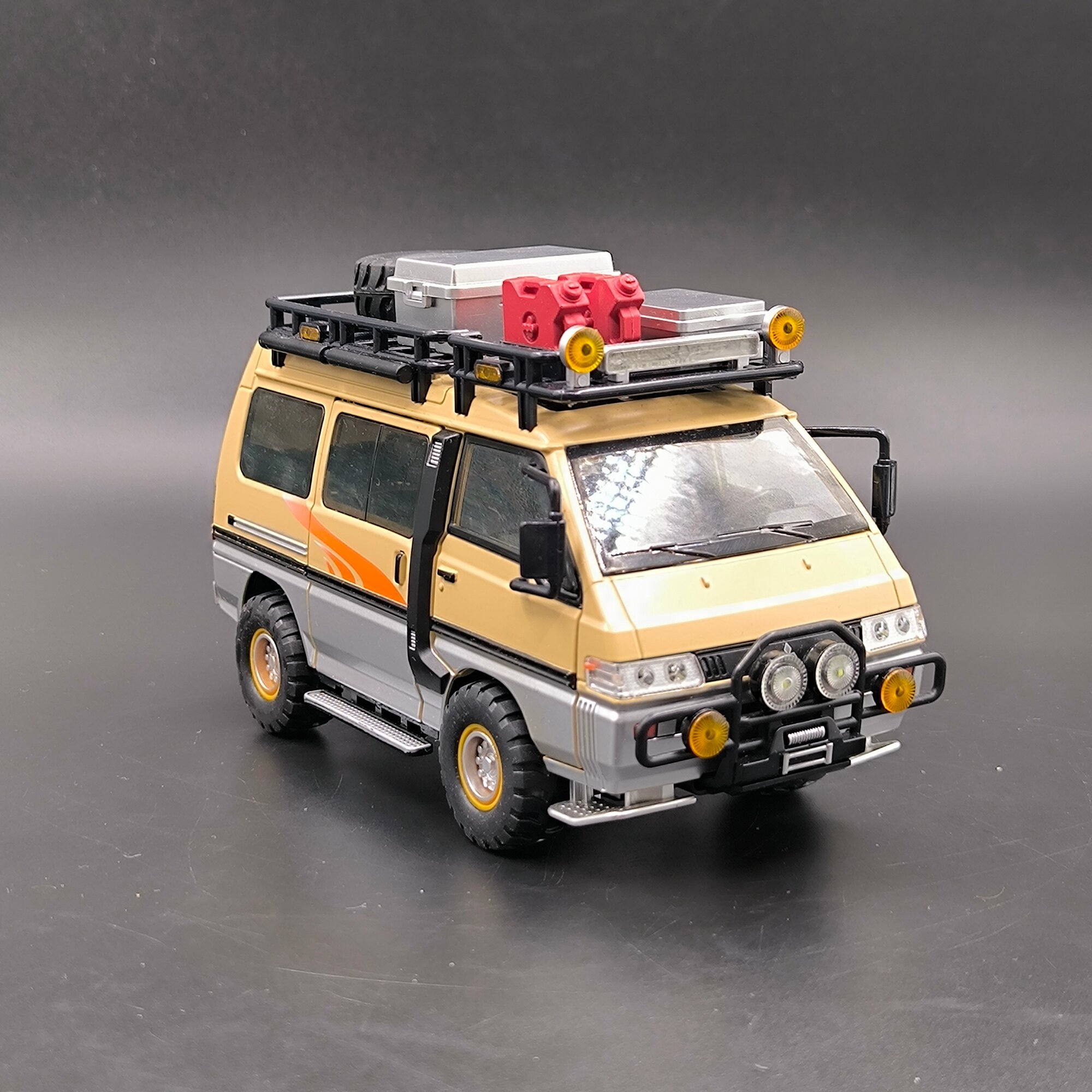 Металлическая машинка Mitsubishi Delica MPV с световым и звуковым сопровождением.