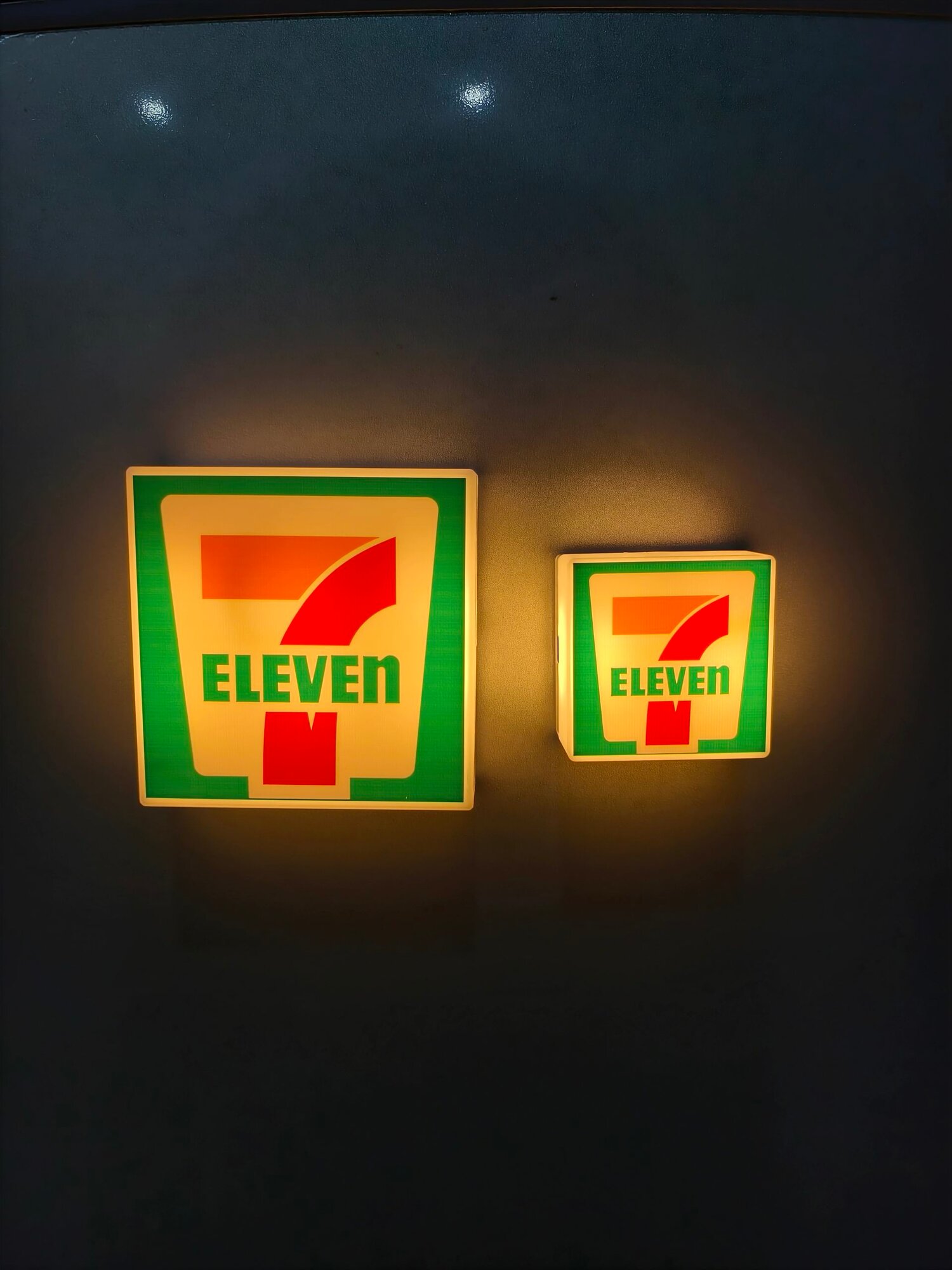 Магнит на холодильник 7/11 светящийся 6x6 см с звуком, USB магнит Seven Eleven с 3 режимами света, ночник с тач-сенсором и мелодией