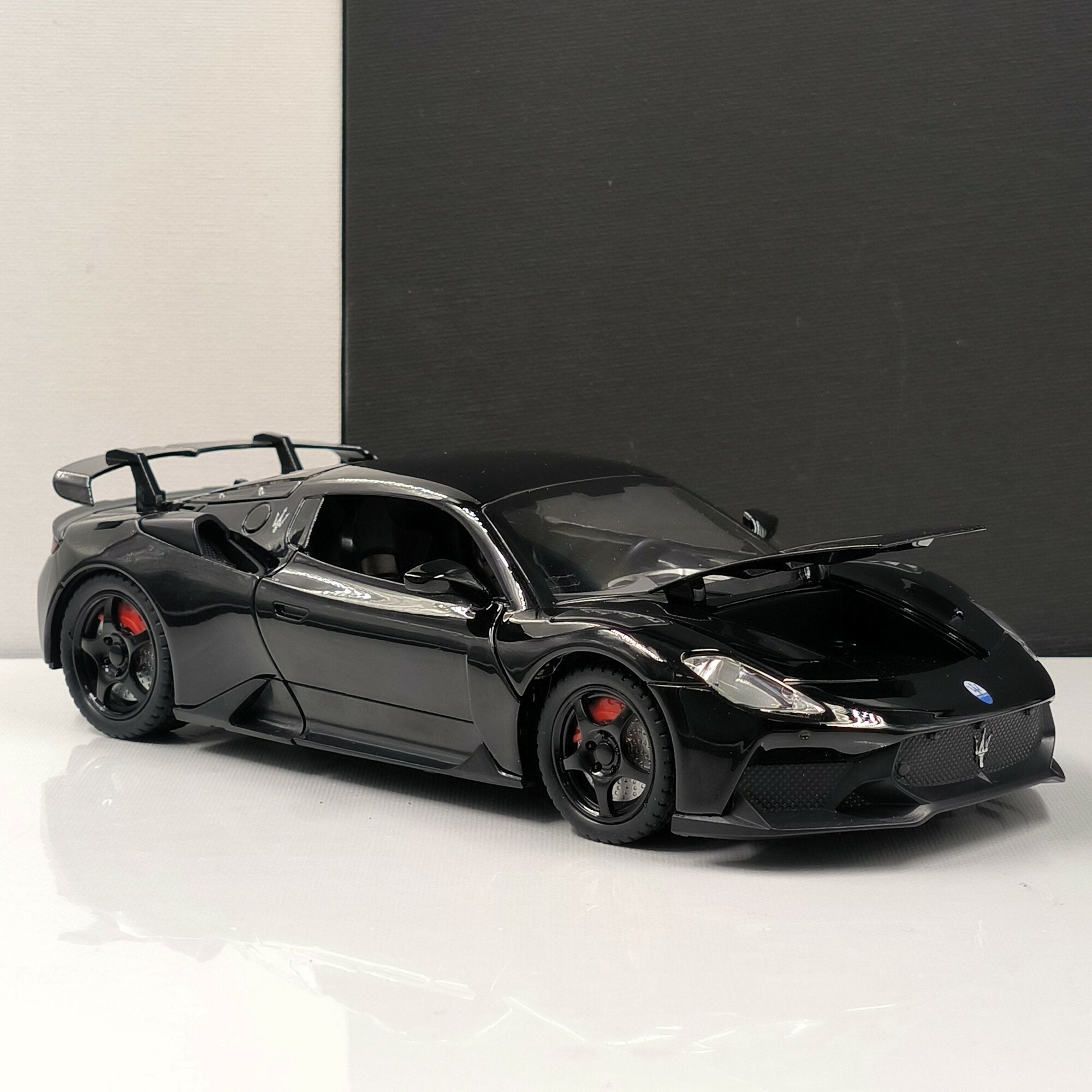 Машинка металлическая maserati gt2 stradale i с световым и звуковым сопровождением. Масштаб 1:24