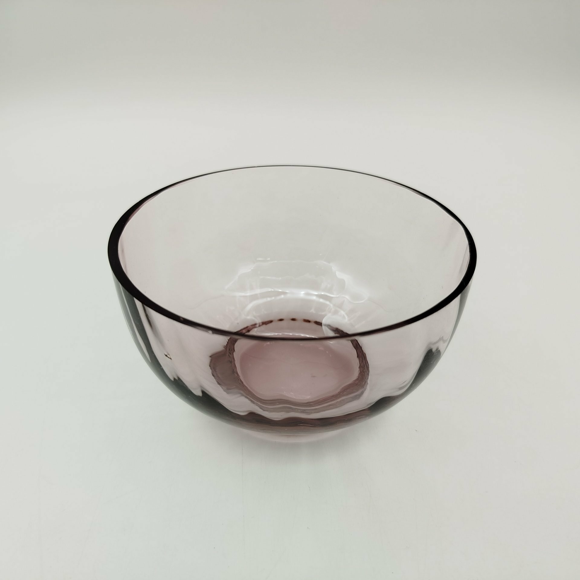 Пиала (конфетница) лилового оттенка с рельефным туловом, стекло, СССР, 1980-1990 гг.